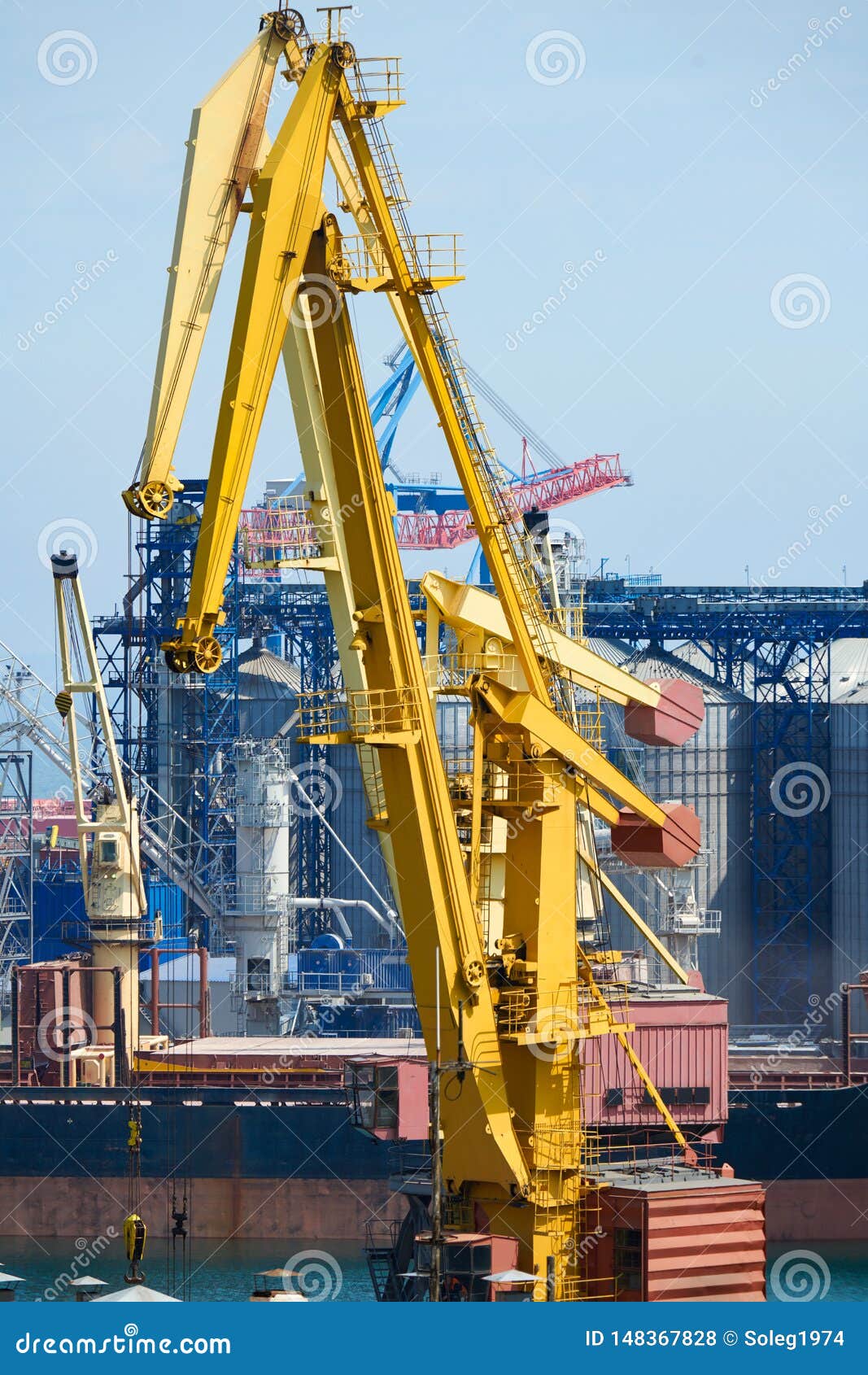 Port Industriel, Infrastructure De Port Maritime, Grues Et Cargos Secs ...