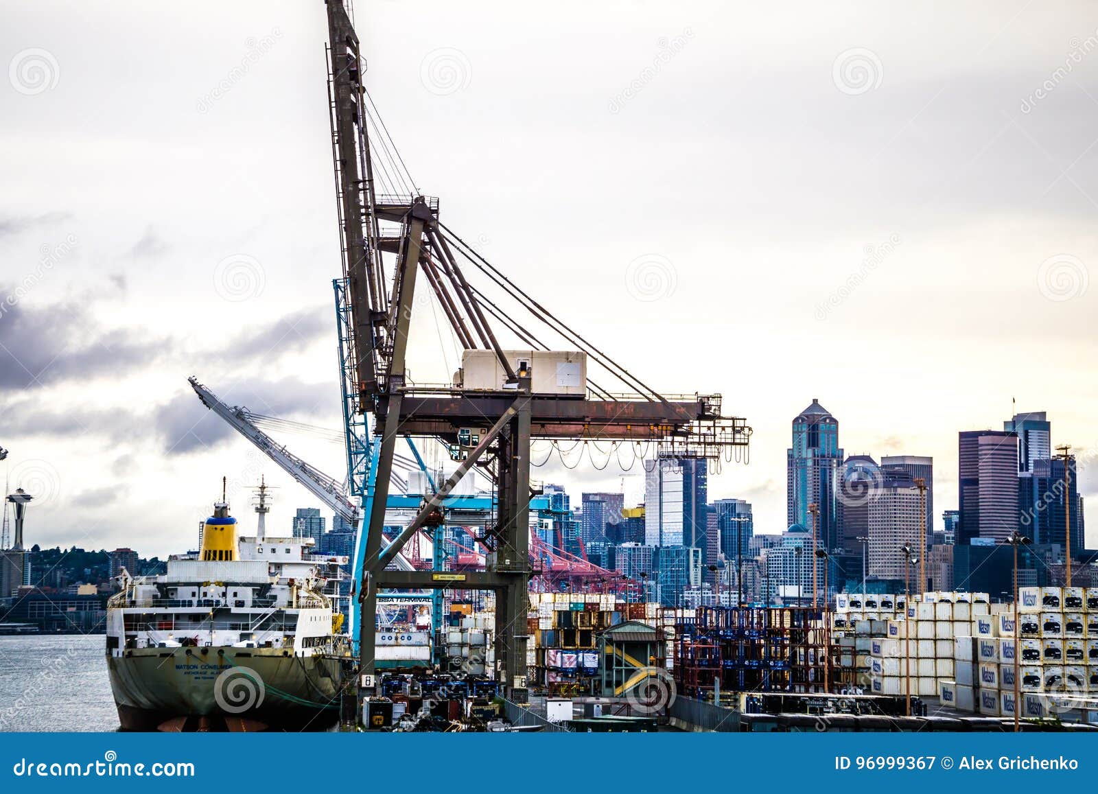 Port of Seattle with Downtown Skyline Early Morning Editorial ...