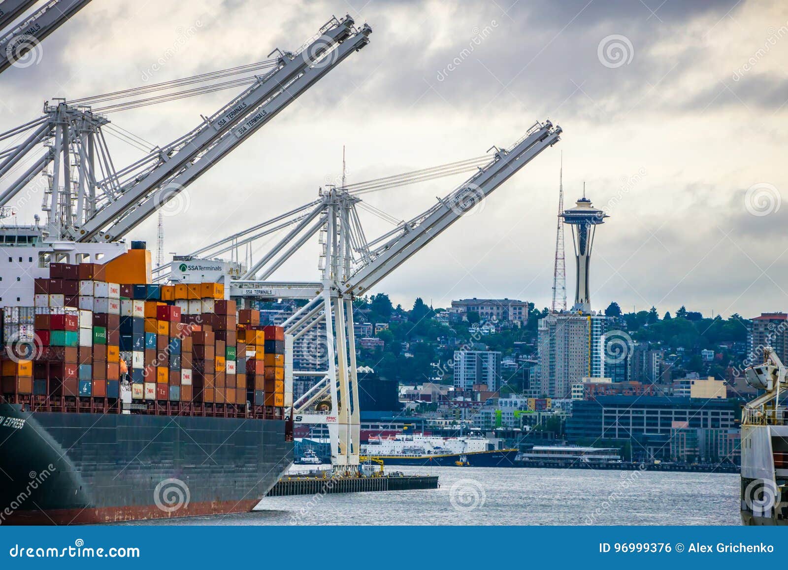 Port of Seattle with Downtown Skyline Early Morning Editorial Photo ...