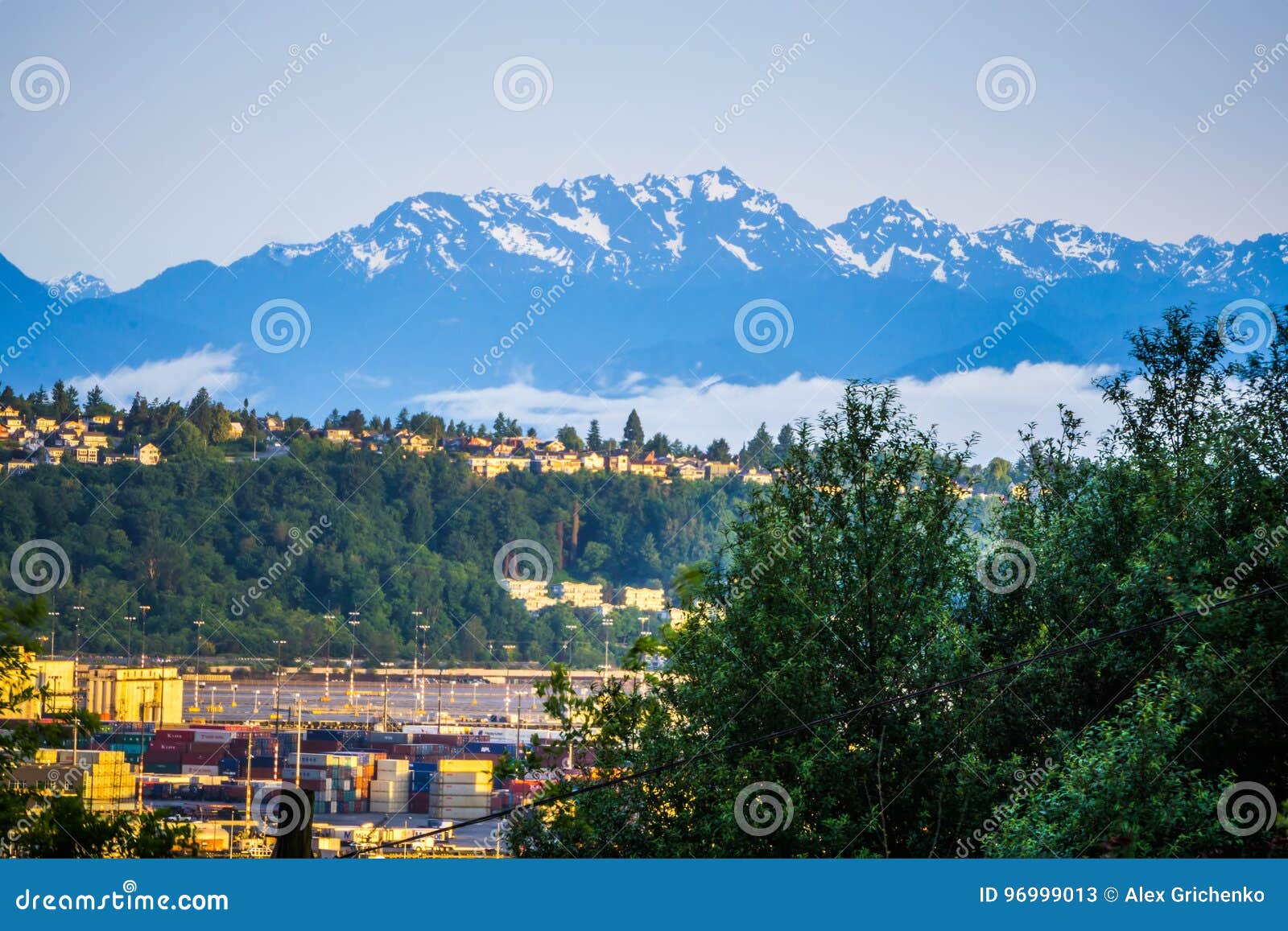 Port of Seattle and Olympic Mountains Editorial Stock Photo - Image of ...