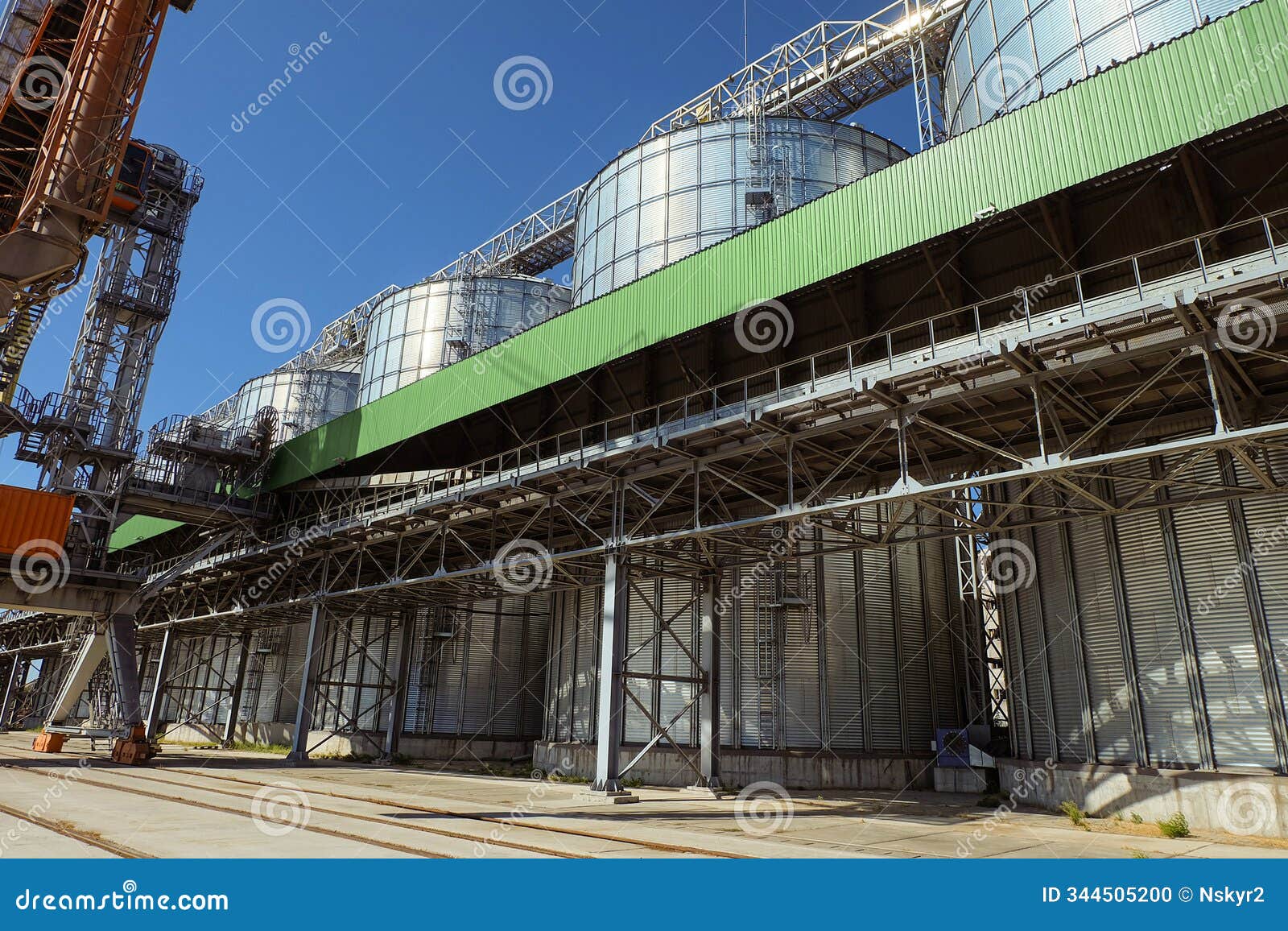 Port Storage Facility for Bulk Cargo with Road of Grain Loading Machine ...