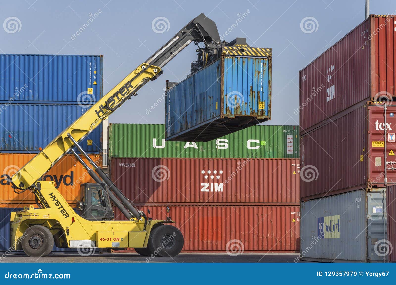 Loading works at the port editorial stock image. Image of works - 129357979