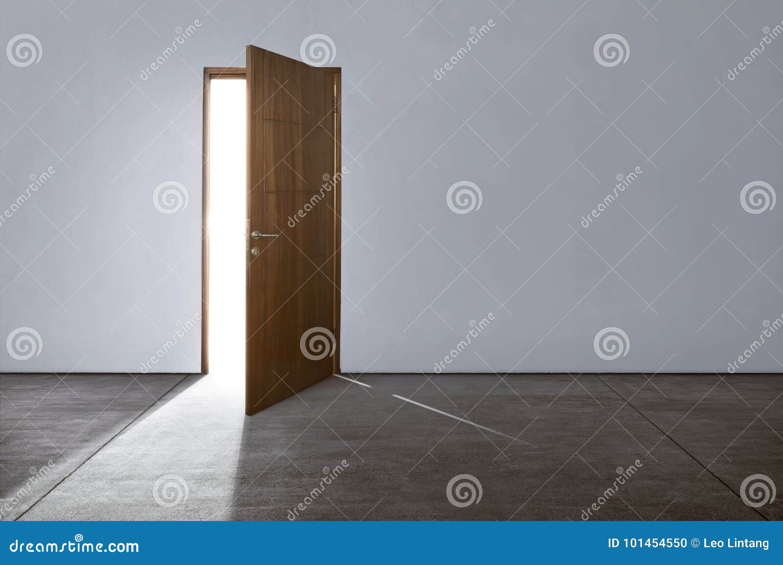 Porta Aberta Com Luz Brilhante Foto de Stock - Imagem de casa, quarto ...