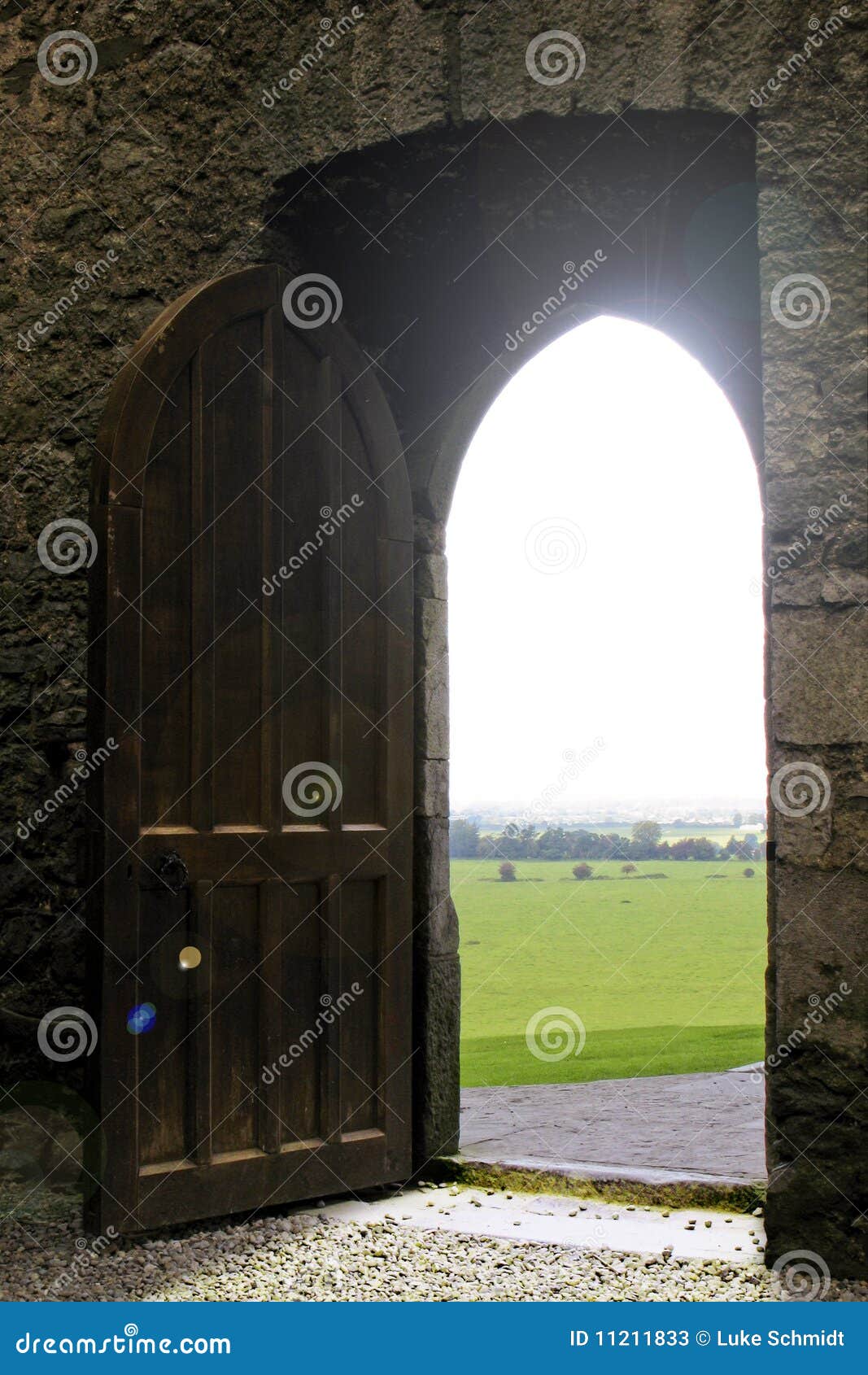 Porta aperta immagine stock. Immagine di antico, erba - 11211833