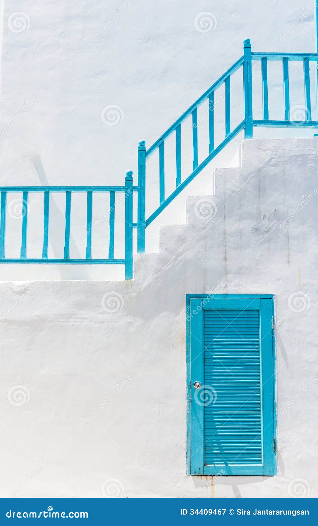 Porta Blu Sulla Parete Bianca E Scala Blu Immagine Stock - Immagine di ...