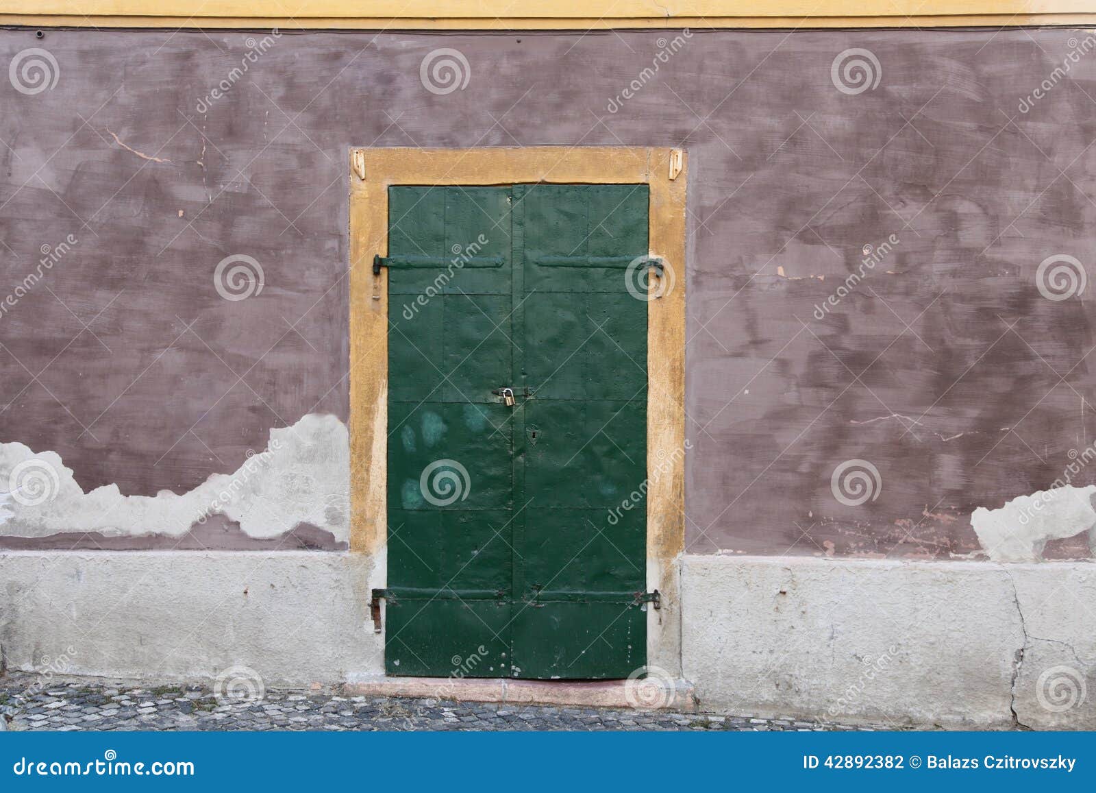 A porta chiusa fotografia stock. Immagine di parete, giallo - 42892382