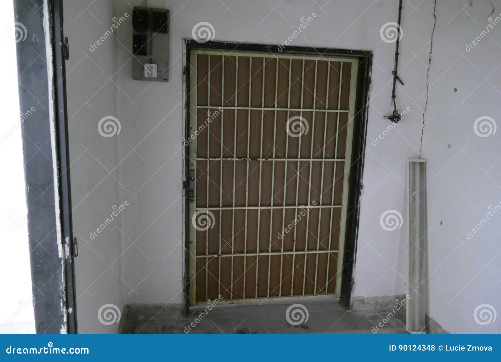 Porta Chiusa Con Una Gabbia Di Ferro Fotografia Stock - Immagine di ...