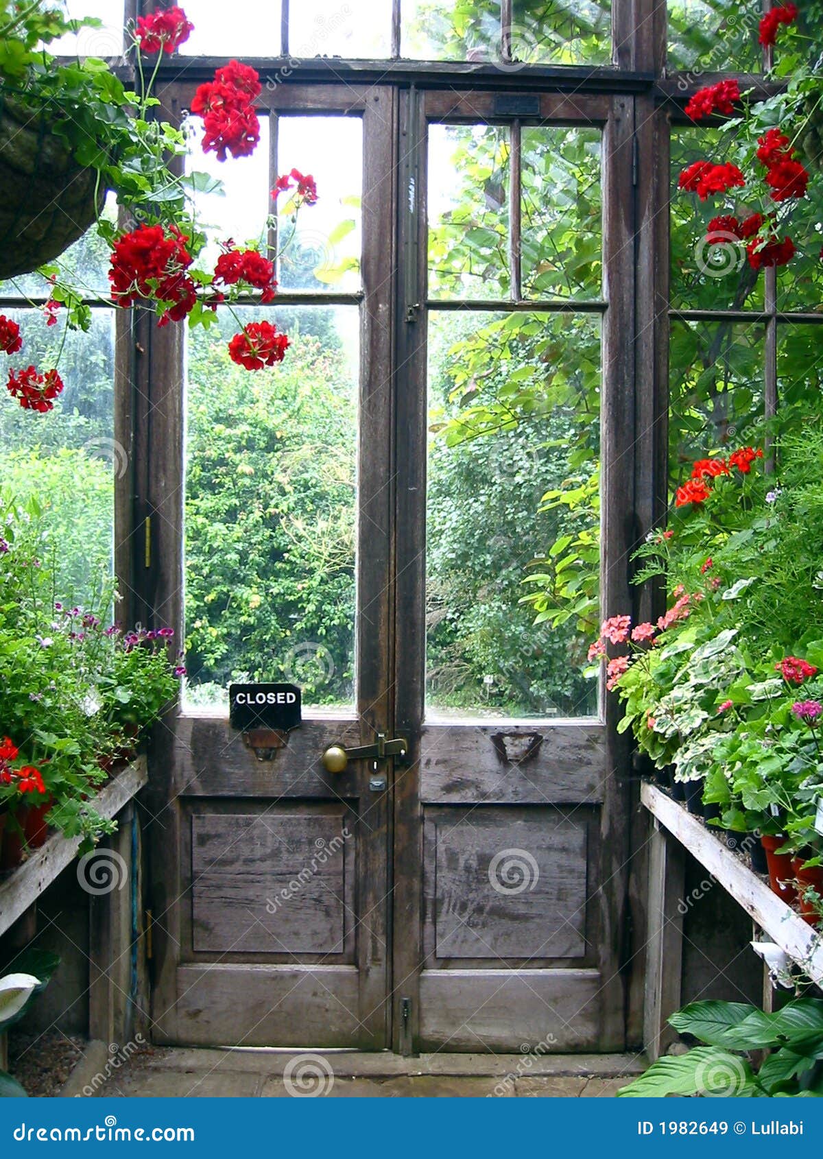 A Porta Chiusa in Un Giardino Segreto Immagine Stock - Immagine di ...