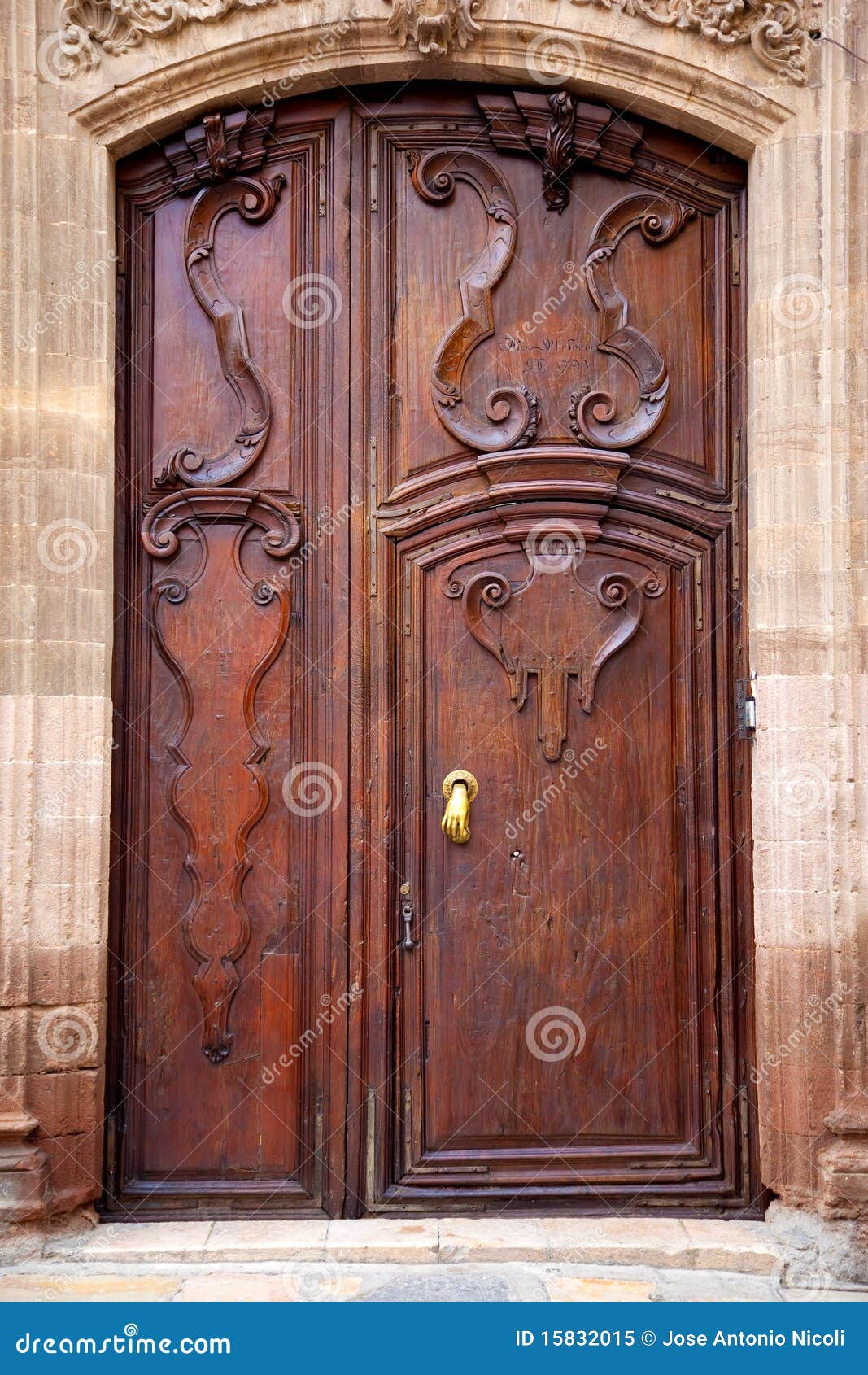 Porta colonial imagem de stock. Imagem de curso, patrimônio - 15832015