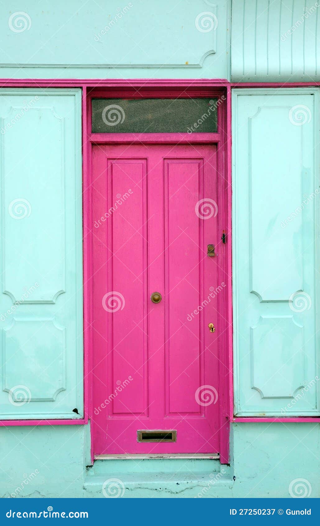 Porta colorida cor-de-rosa imagem de stock. Imagem de fechado - 27250237