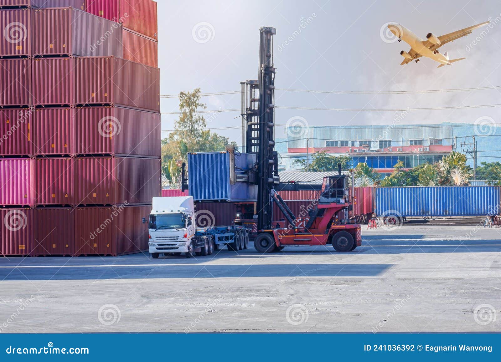 Porta-contentores Com Empilhadeira Foto de Stock - Imagem de portador ...