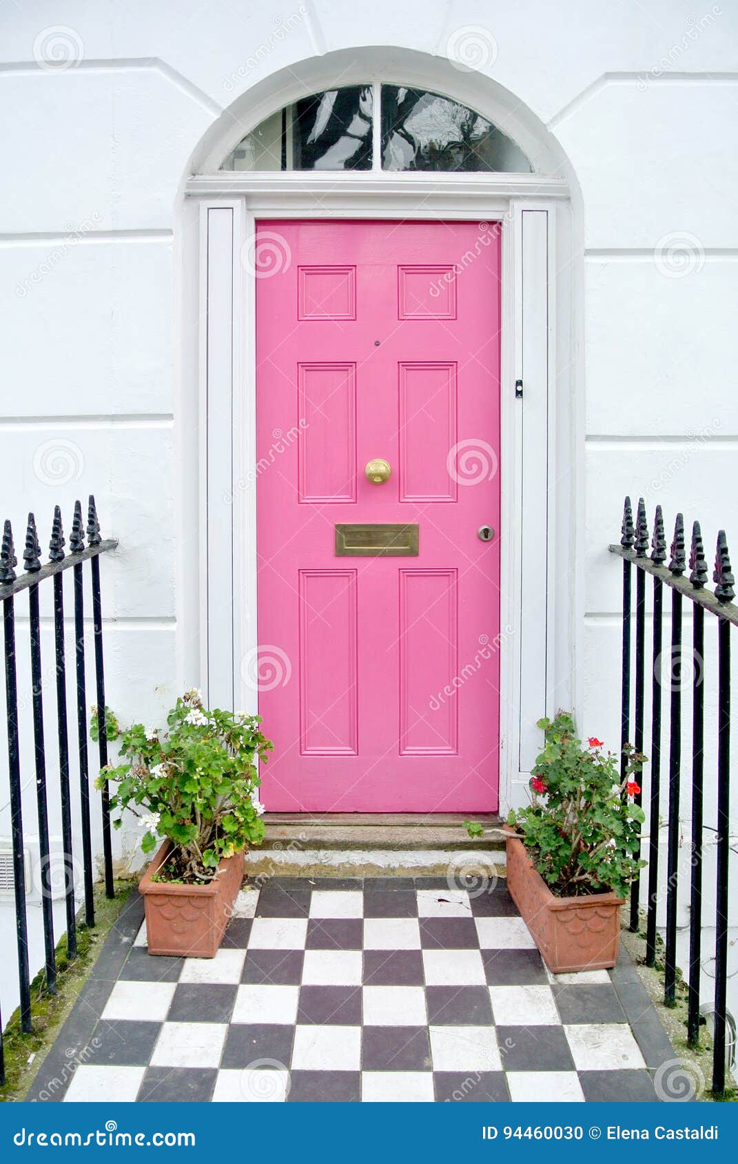 Porta cor-de-rosa foto de stock. Imagem de fechado, entrada - 94460030