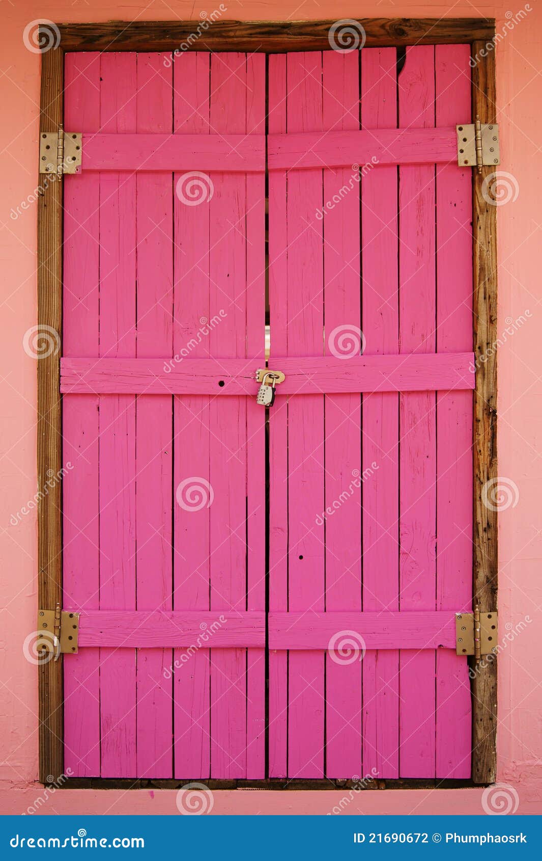 Porta Cor-de-rosa De Madeira Foto de Stock - Imagem de tradicional ...