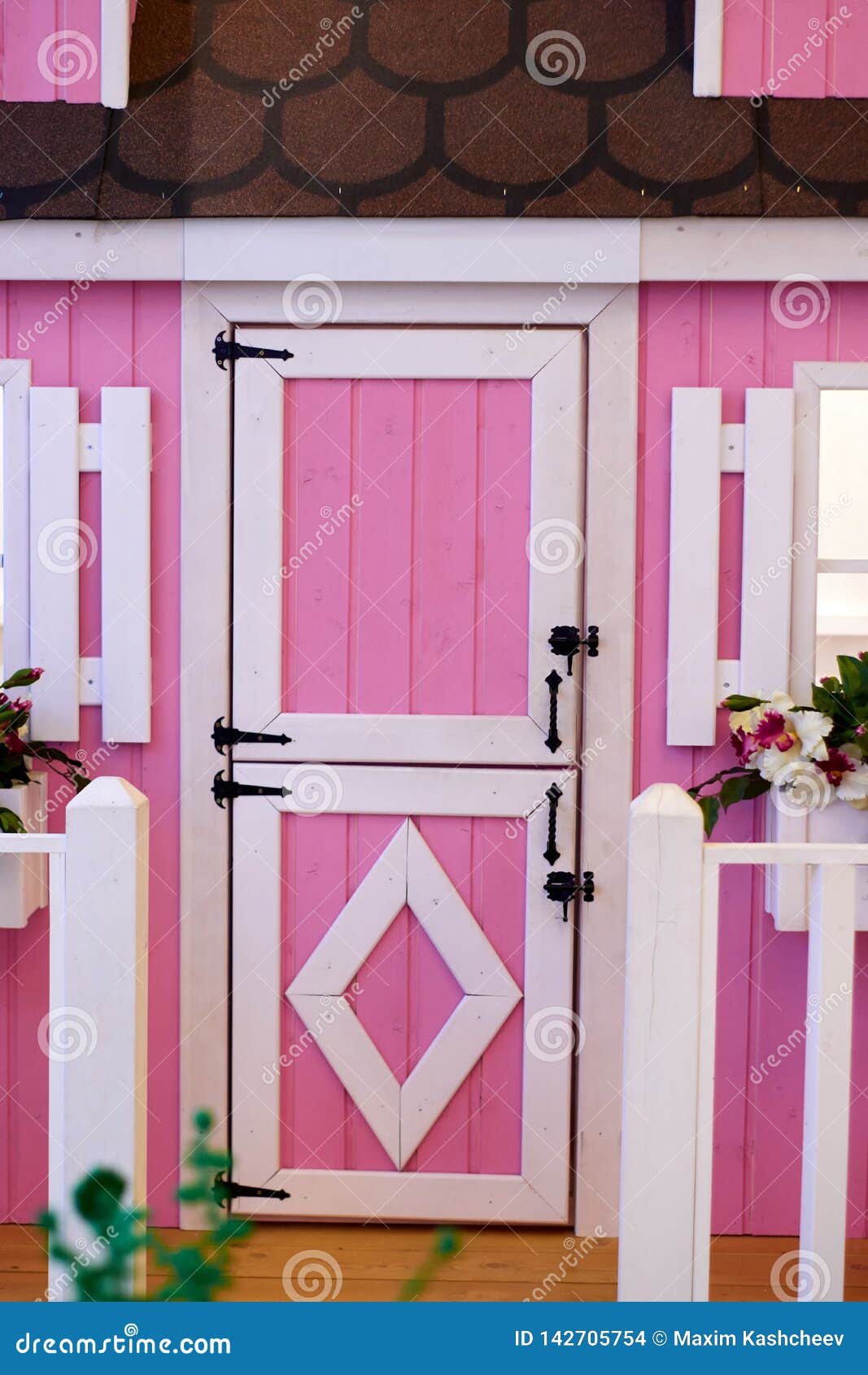 Porta cor-de-rosa foto de stock. Imagem de isolado, residencial - 142705754