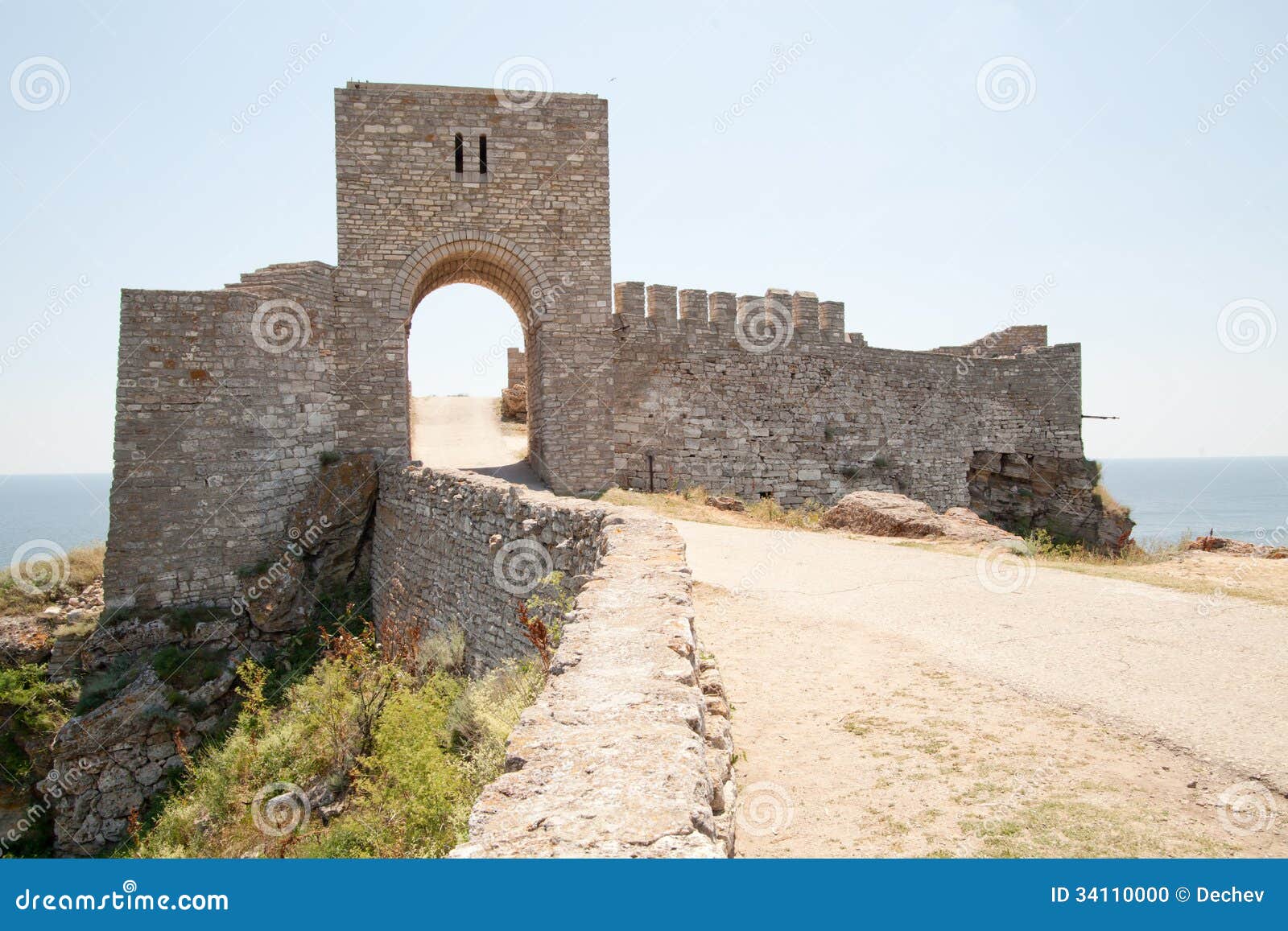 A Porta Da Fortaleza Medieval No Cabo Kaliakra Foto de Stock - Imagem ...