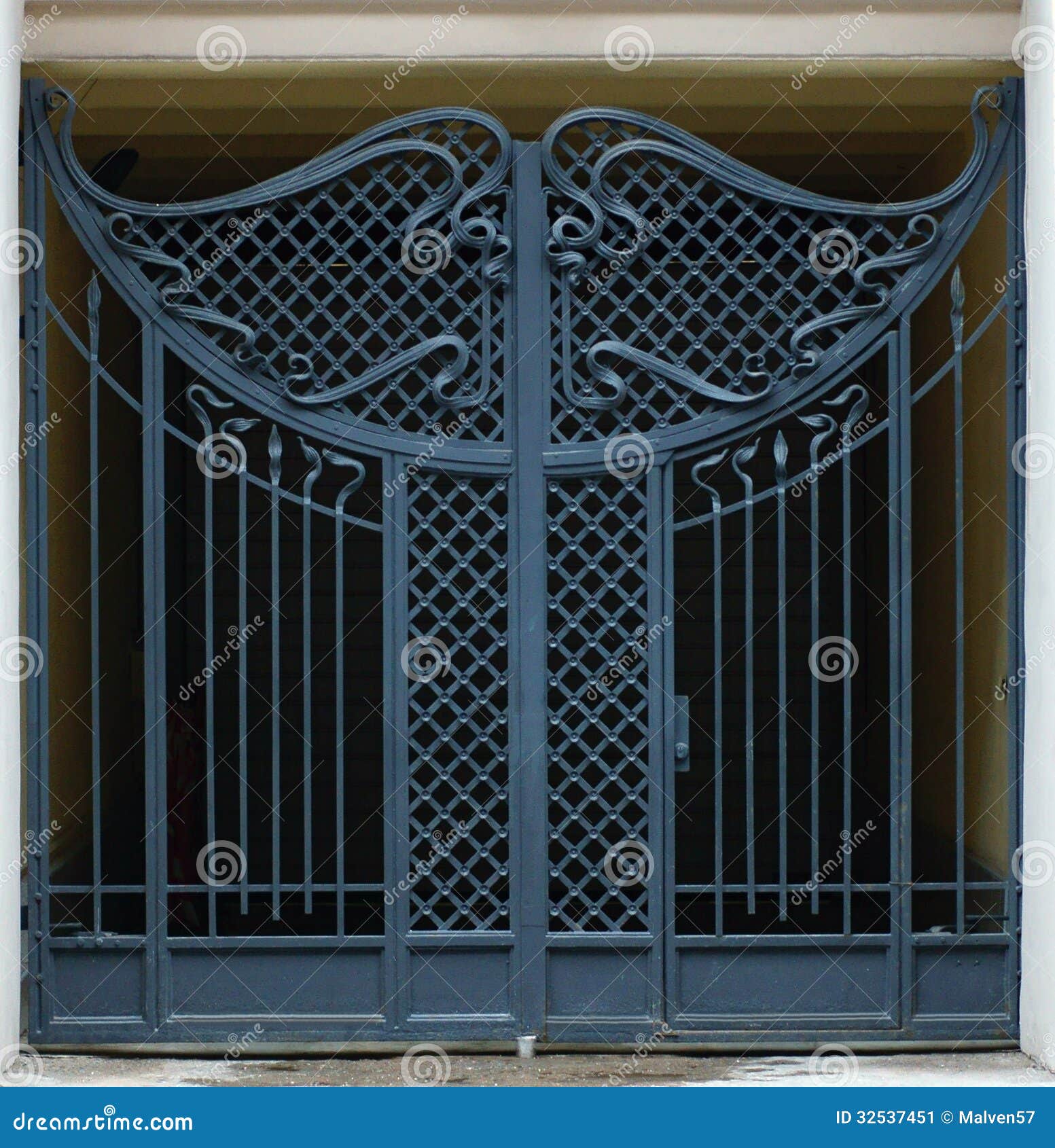 Porta das hastes de ferro imagem de stock. Imagem de conceitos - 32537451