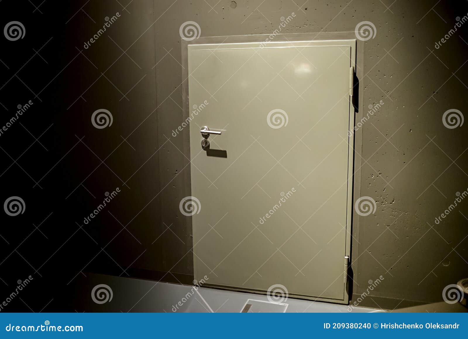 A porta de ferro do bunker foto de stock. Imagem de punho - 209380240