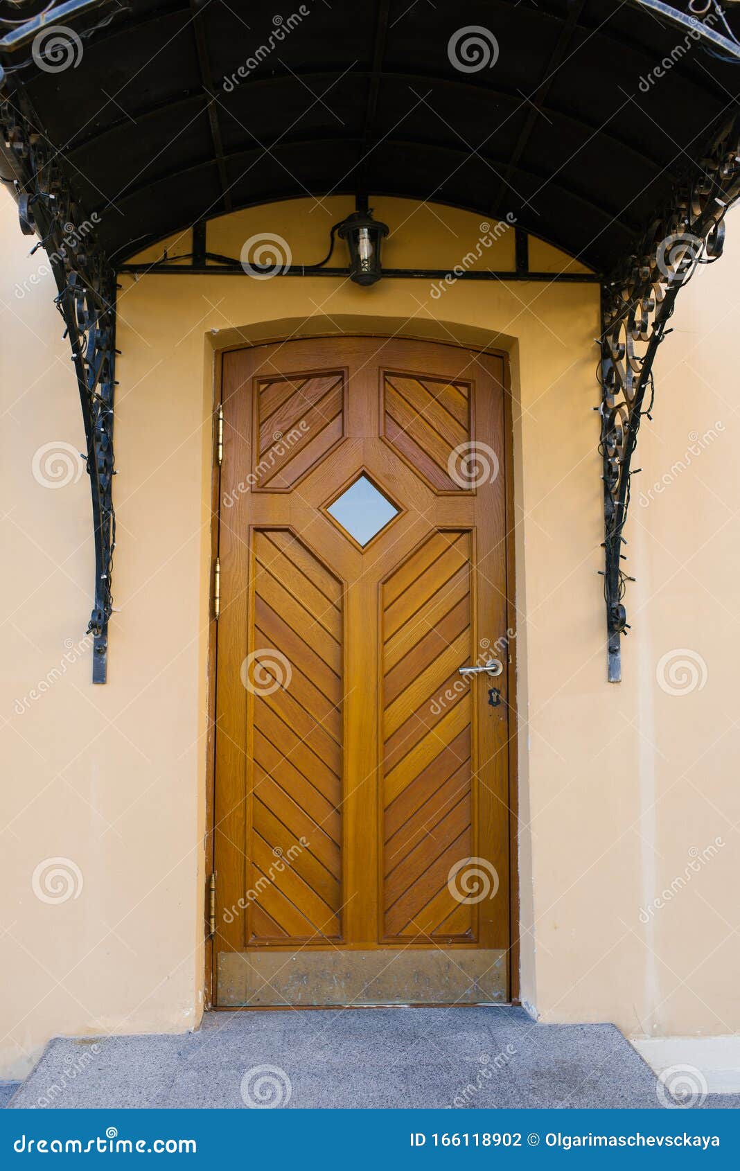 Porta De Madeira Para Casa E Varanda Foto de Stock - Imagem de fundo ...