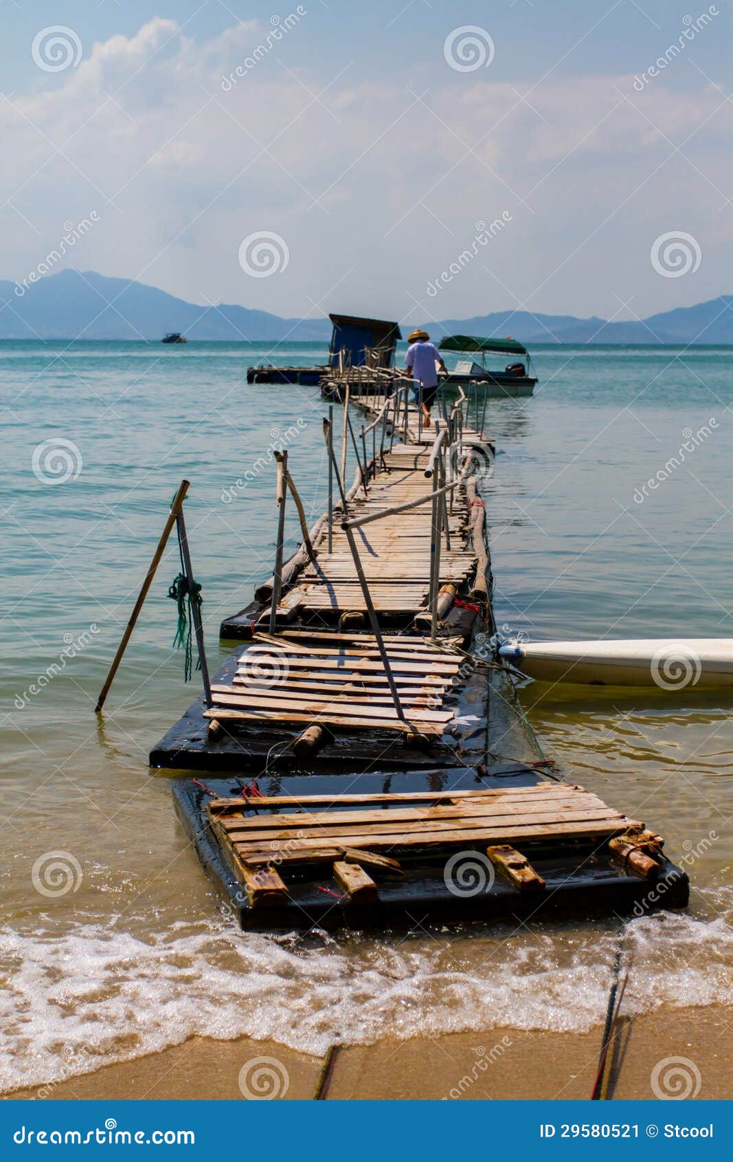 Porta De Madeira Para Conectar O Barco De Pesca Imagem de Stock ...