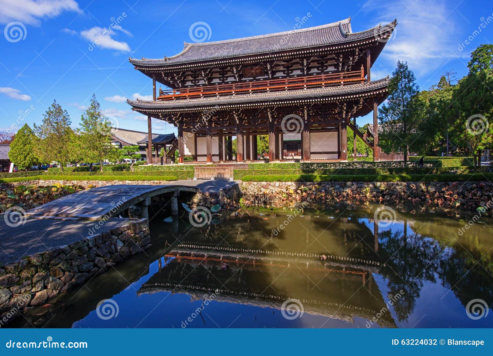 Porta De Sammon No Templo De Tofukuji, Kyoto Fotografia Editorial ...