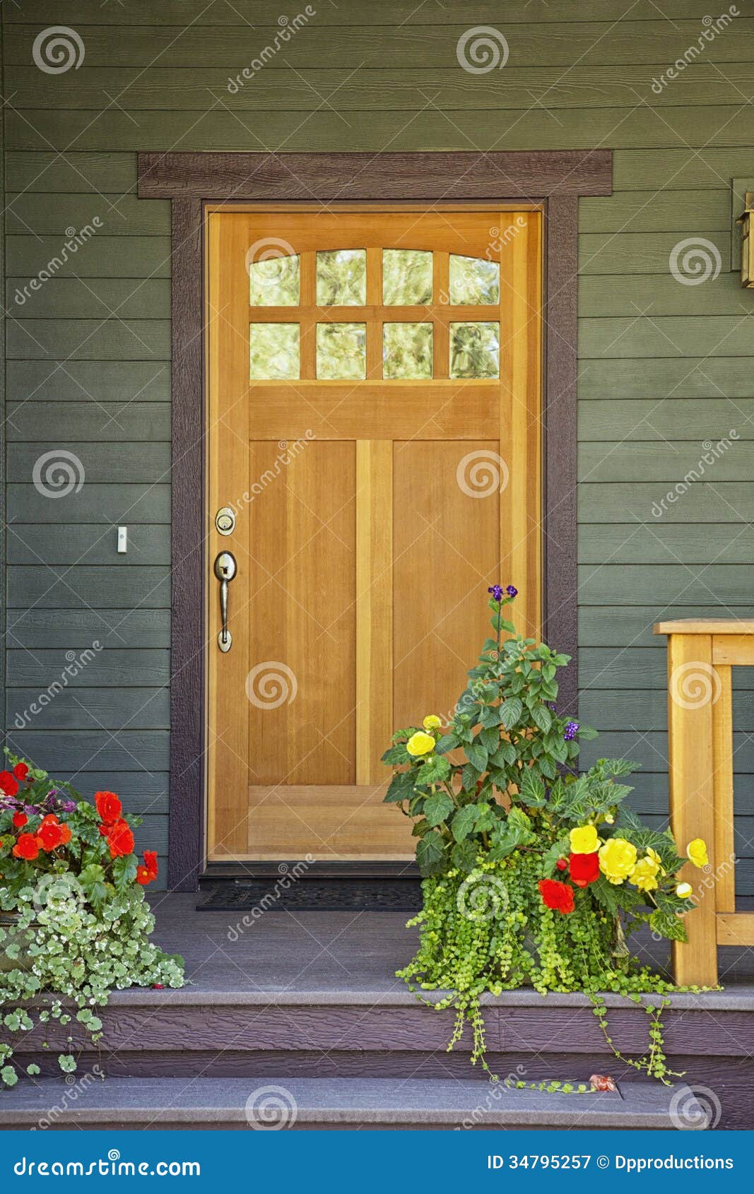 Porta Di Legno Chiusa Di Una Casa Immagine Stock - Immagine di ...