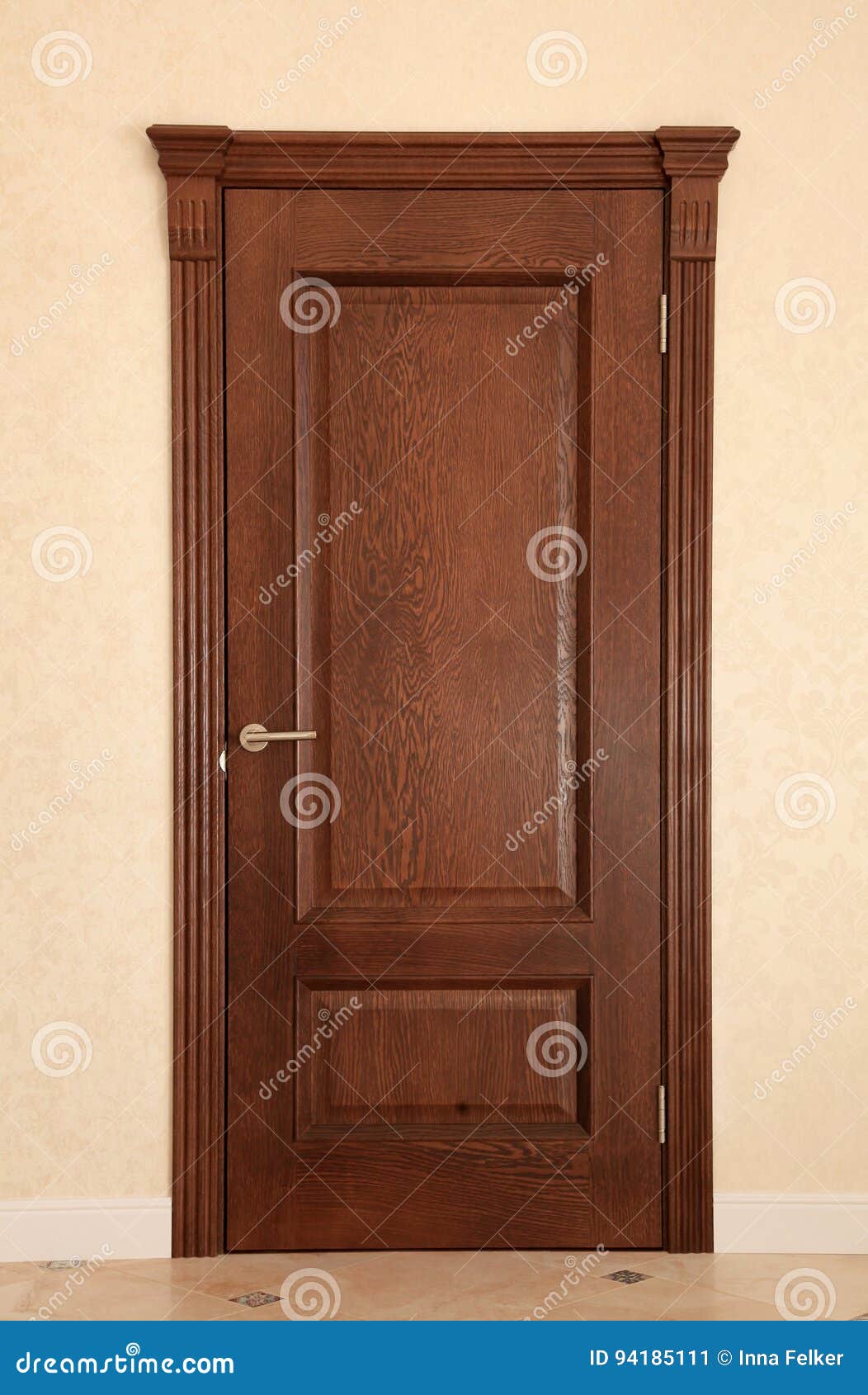 Porta Di Legno Chiusa Nella Stanza Moderna Immagine Stock - Immagine di ...