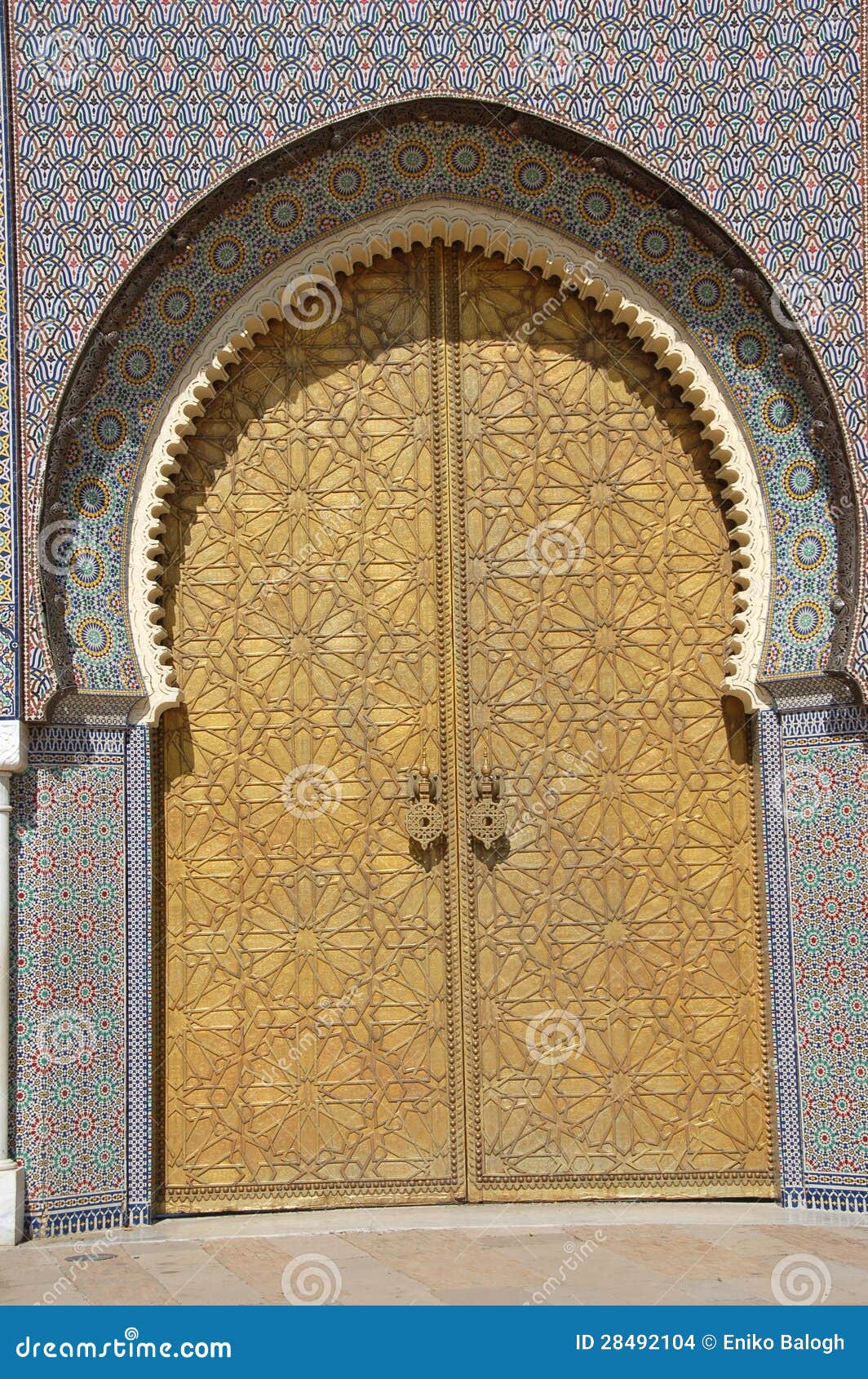 Porta dorata fotografia stock. Immagine di soleggiato - 28492104