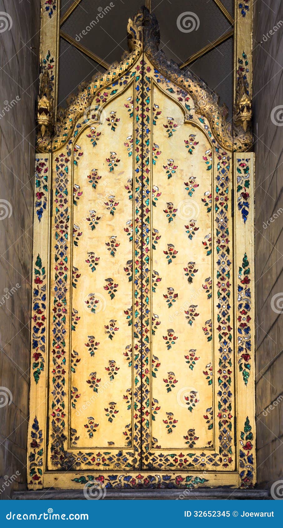 Porta dorata immagine stock. Immagine di telaio, asiatico - 32652345