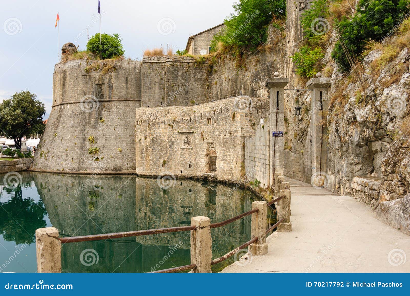 Porta E Fosso De Kotor Gurdic Foto de Stock - Imagem de pedra, medieval ...
