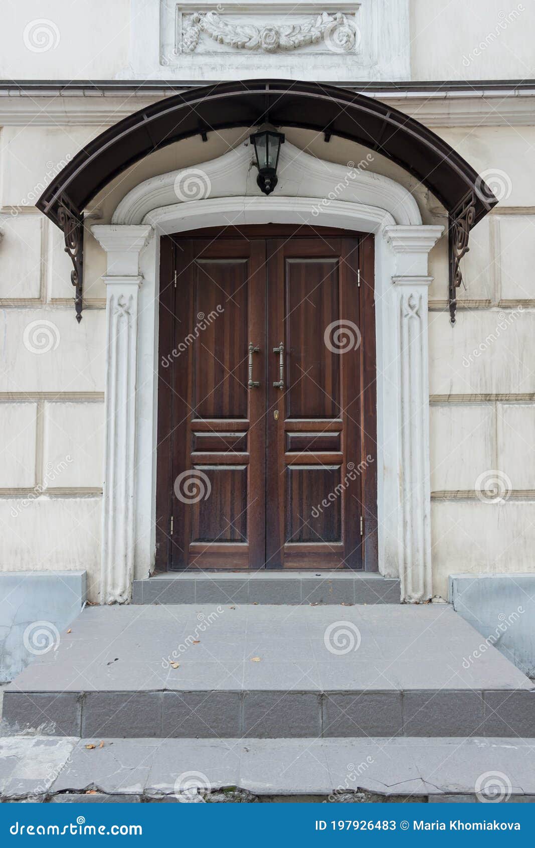 Porta frontal com varanda imagem de stock. Imagem de ornato - 197926483