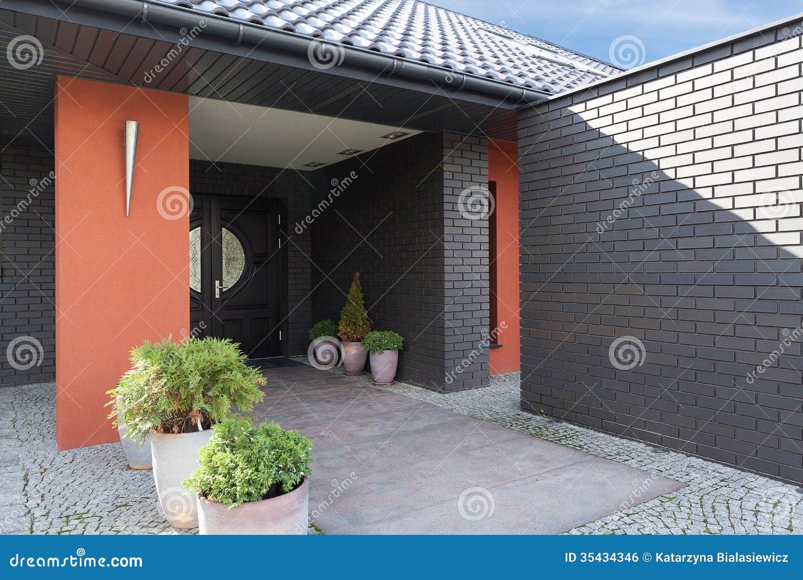 Porta principal na casa foto de stock. Imagem de casa - 35434346