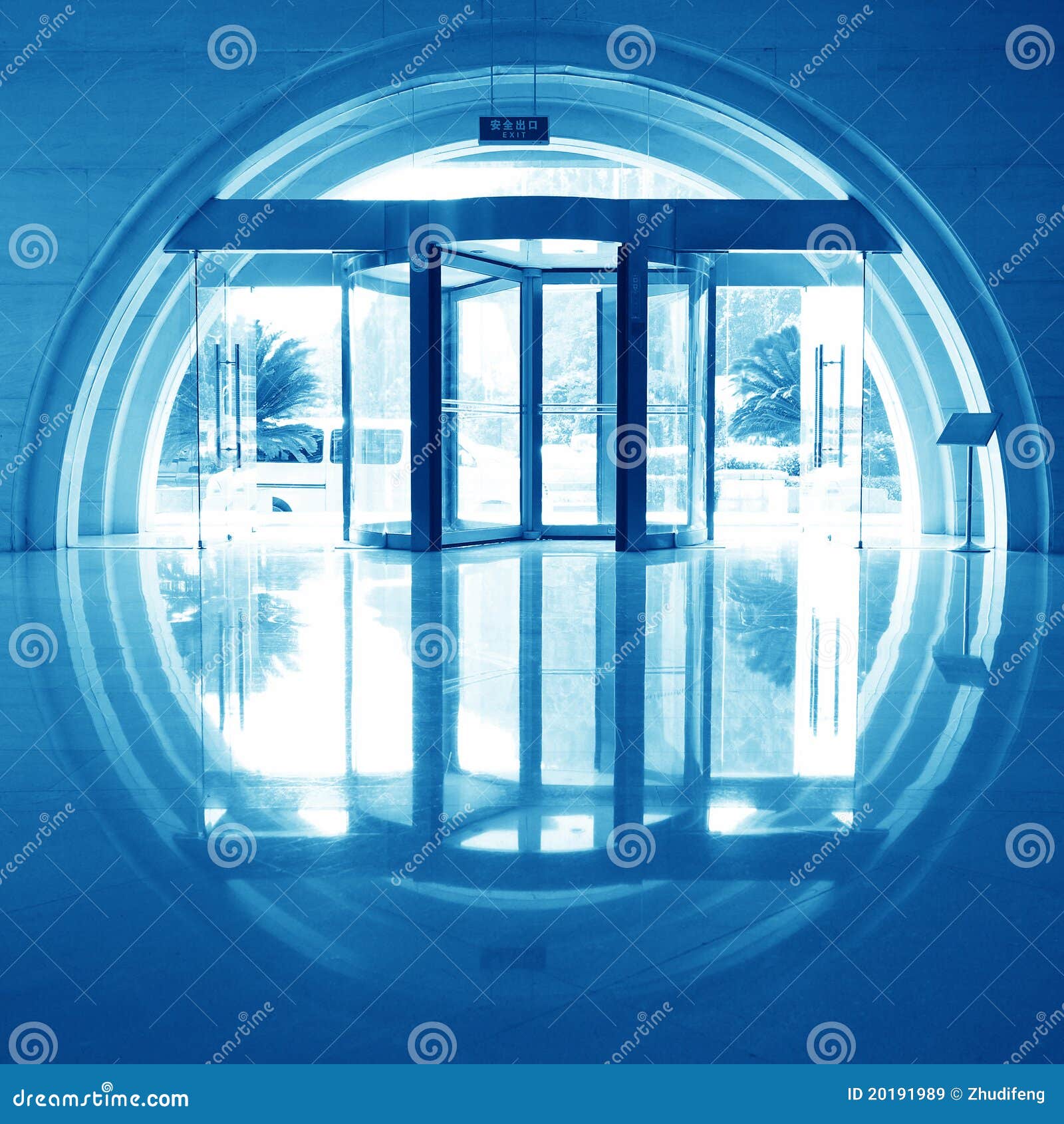 Porta redonda imagem de stock. Imagem de entrada, urbano - 20191989