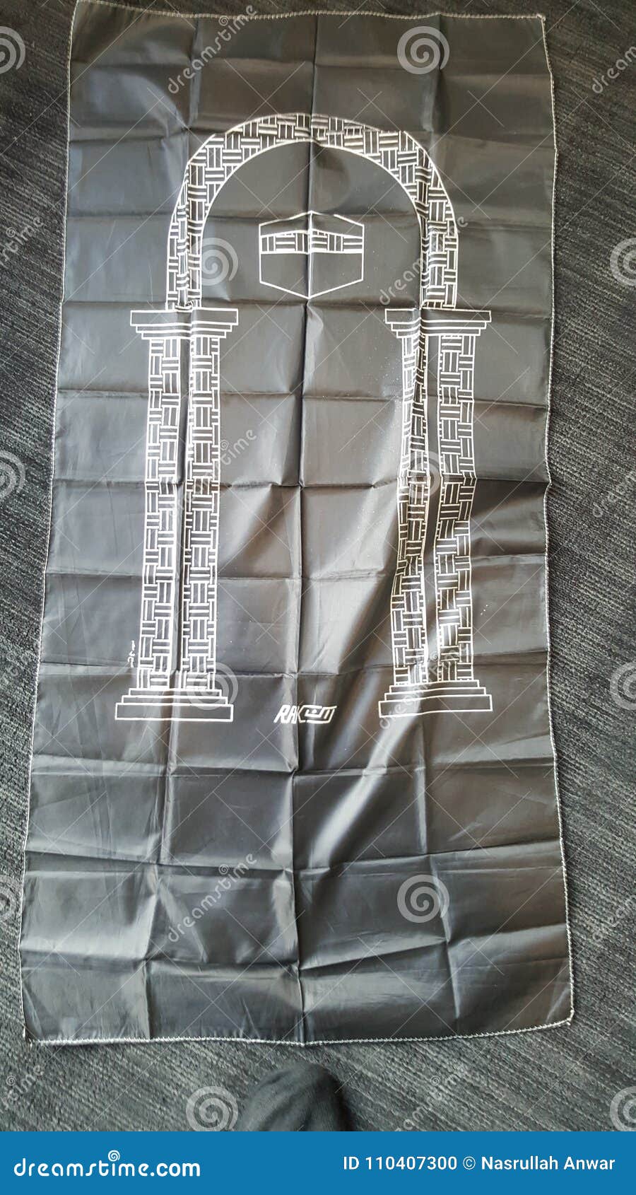 Portable Muslim prayer mat editorial image. Image of prayer - 110407300