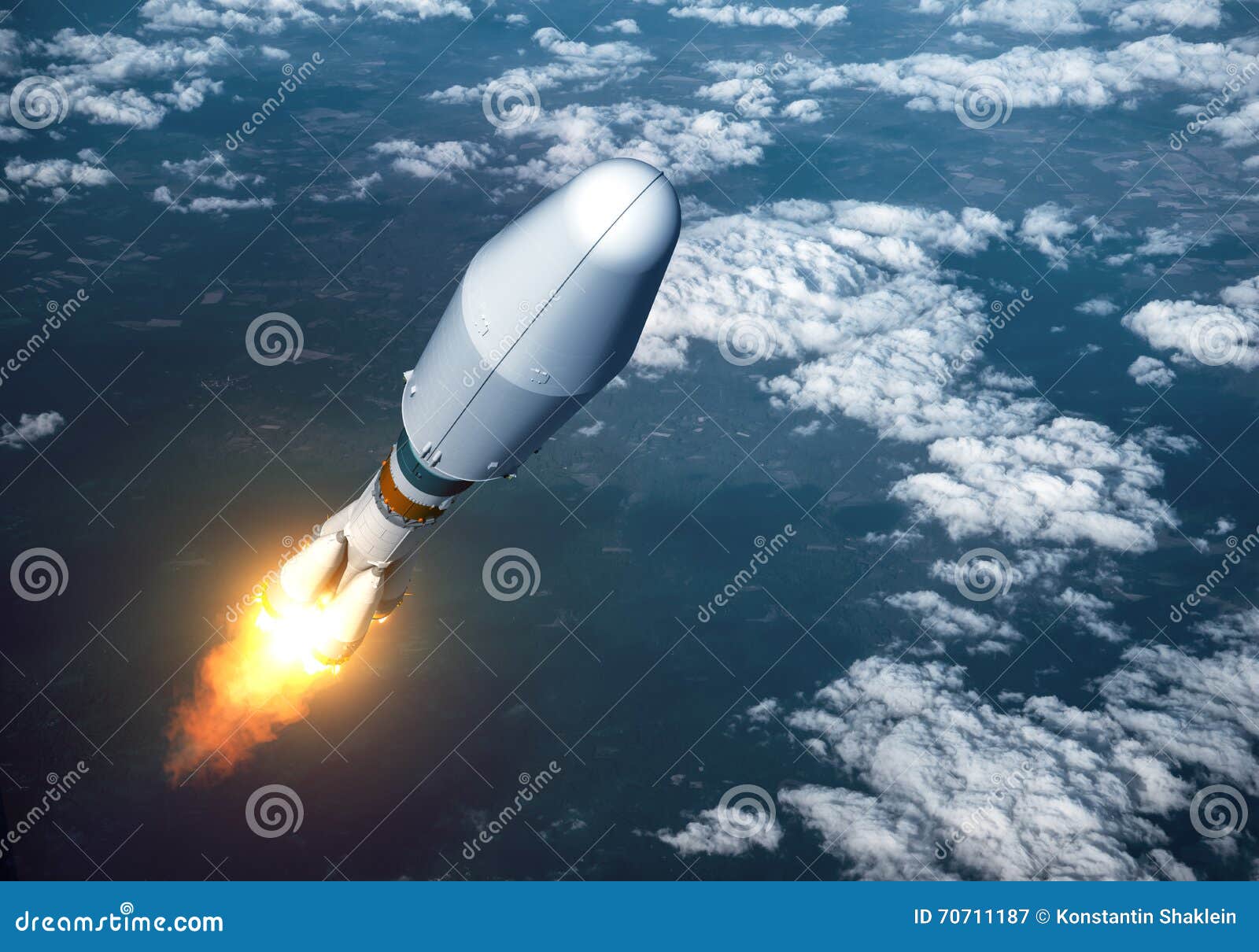 Portador Pesado Rocket Launch in the Clouds Ilustração Stock ...