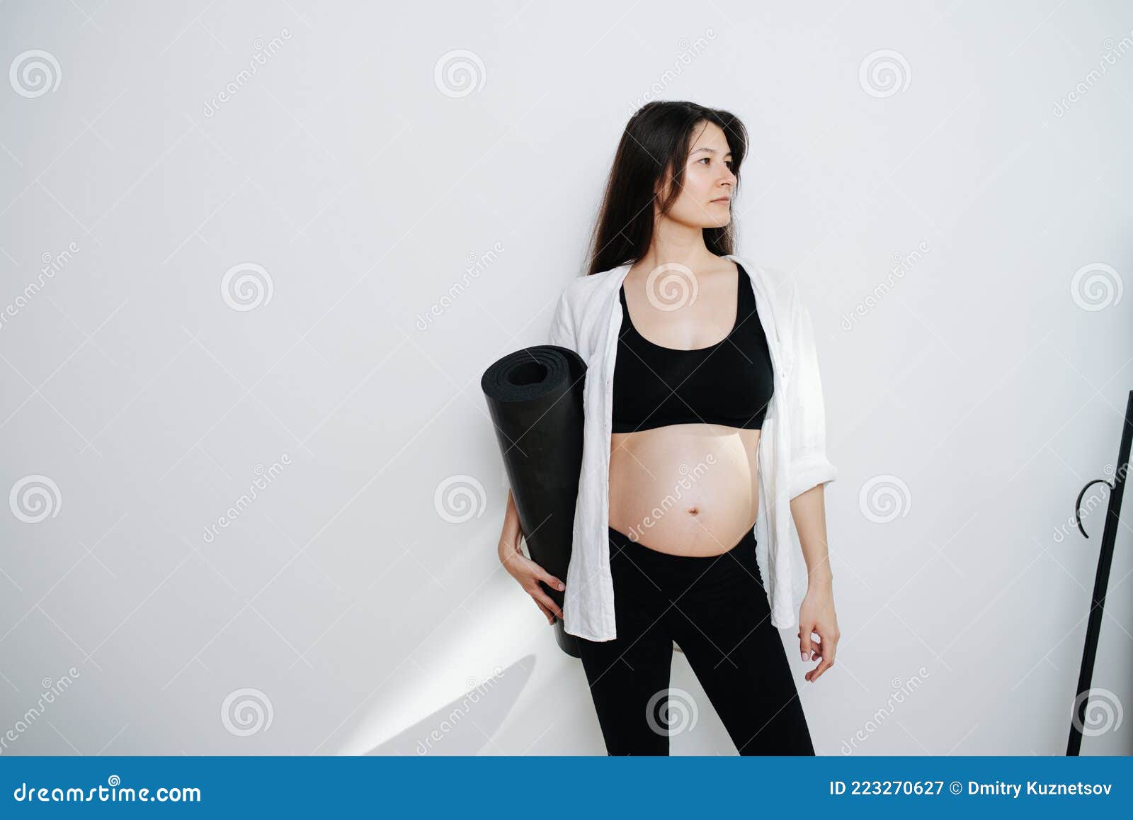 Portait Van Een Zwangere Vrouw Die Met Yoga Mat in Hand is Stock ... Portait Van Een Zwangere Vrouw Die Met Yoga Mat in Hand is Stock ...