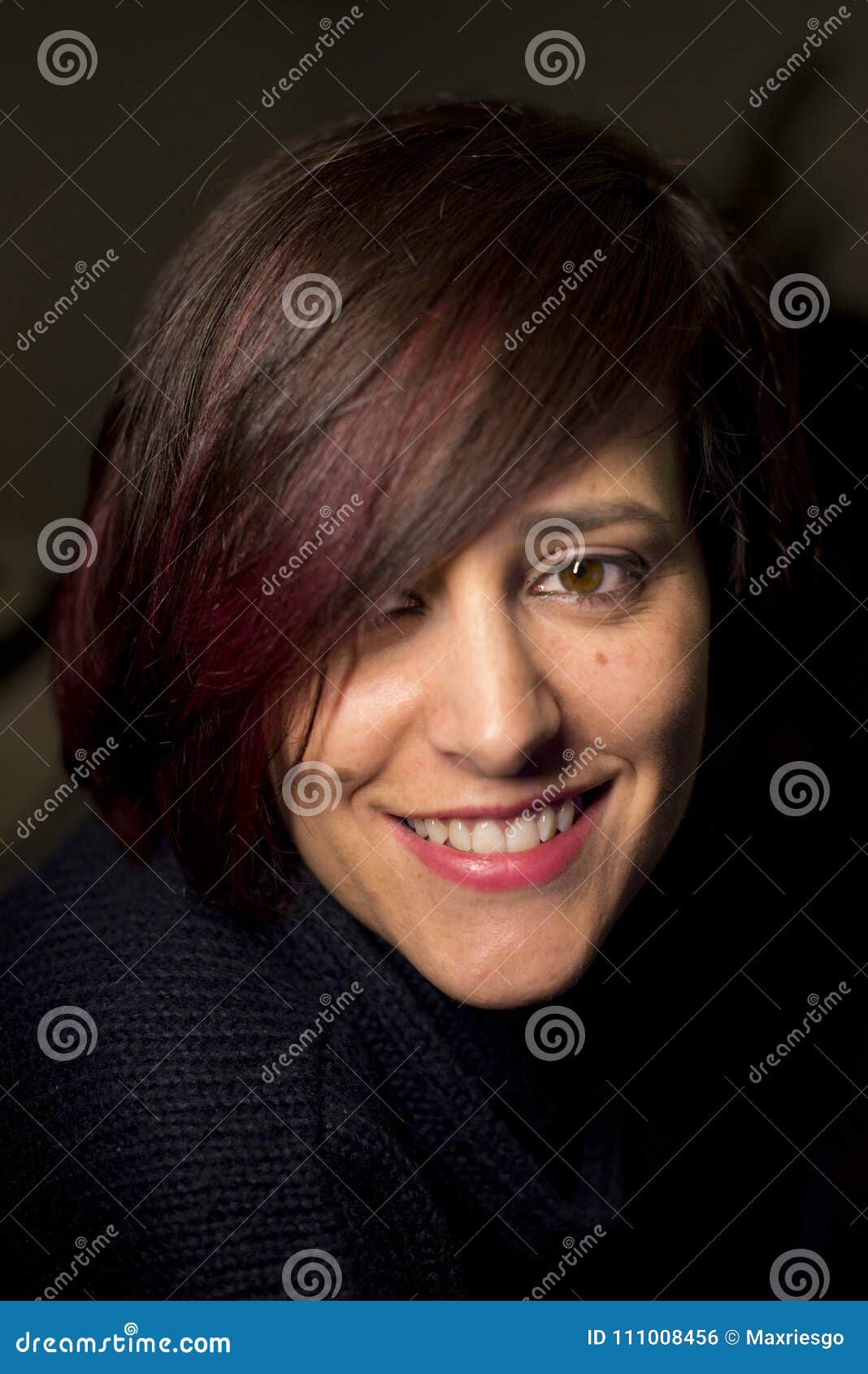 Portarit de la mujer foto de archivo. Imagen de peinado - 111008456