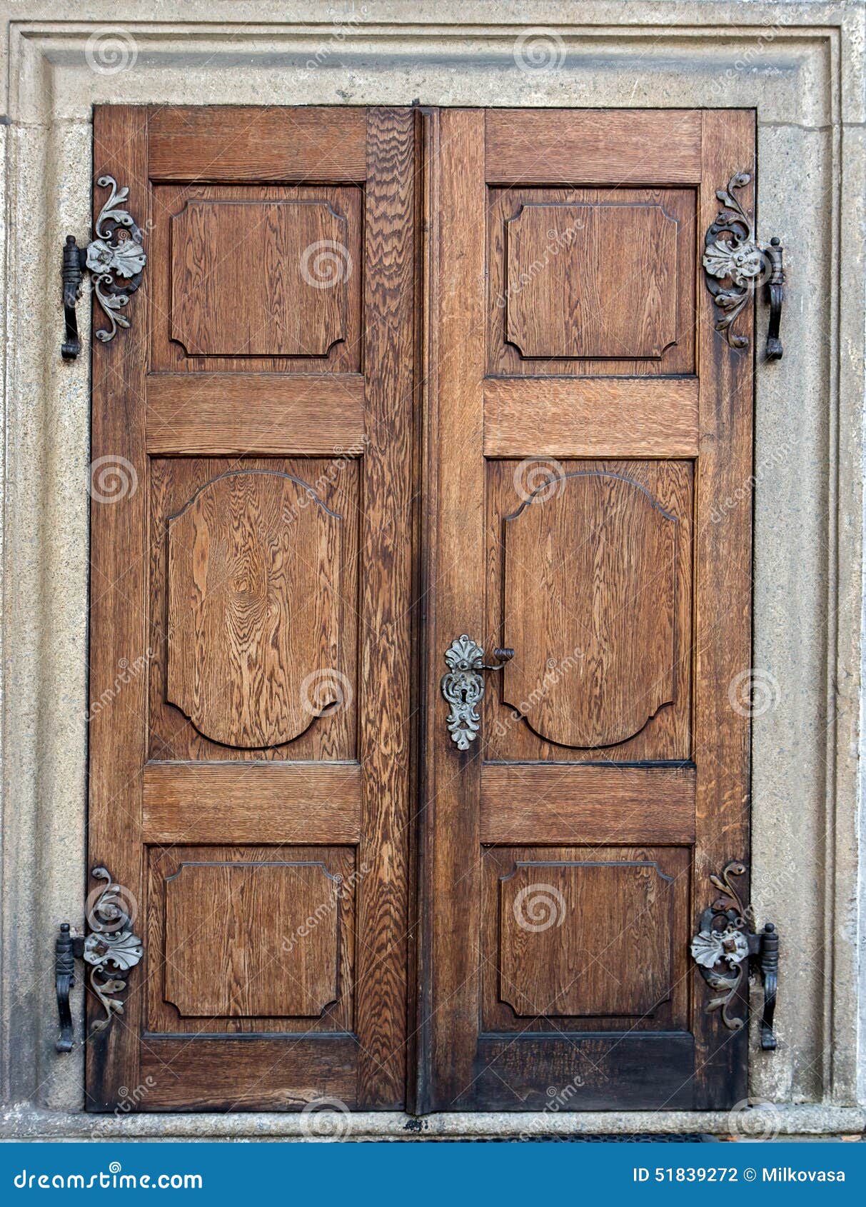 Portas fechadas foto de stock. Imagem de ornato, ferro - 51839272