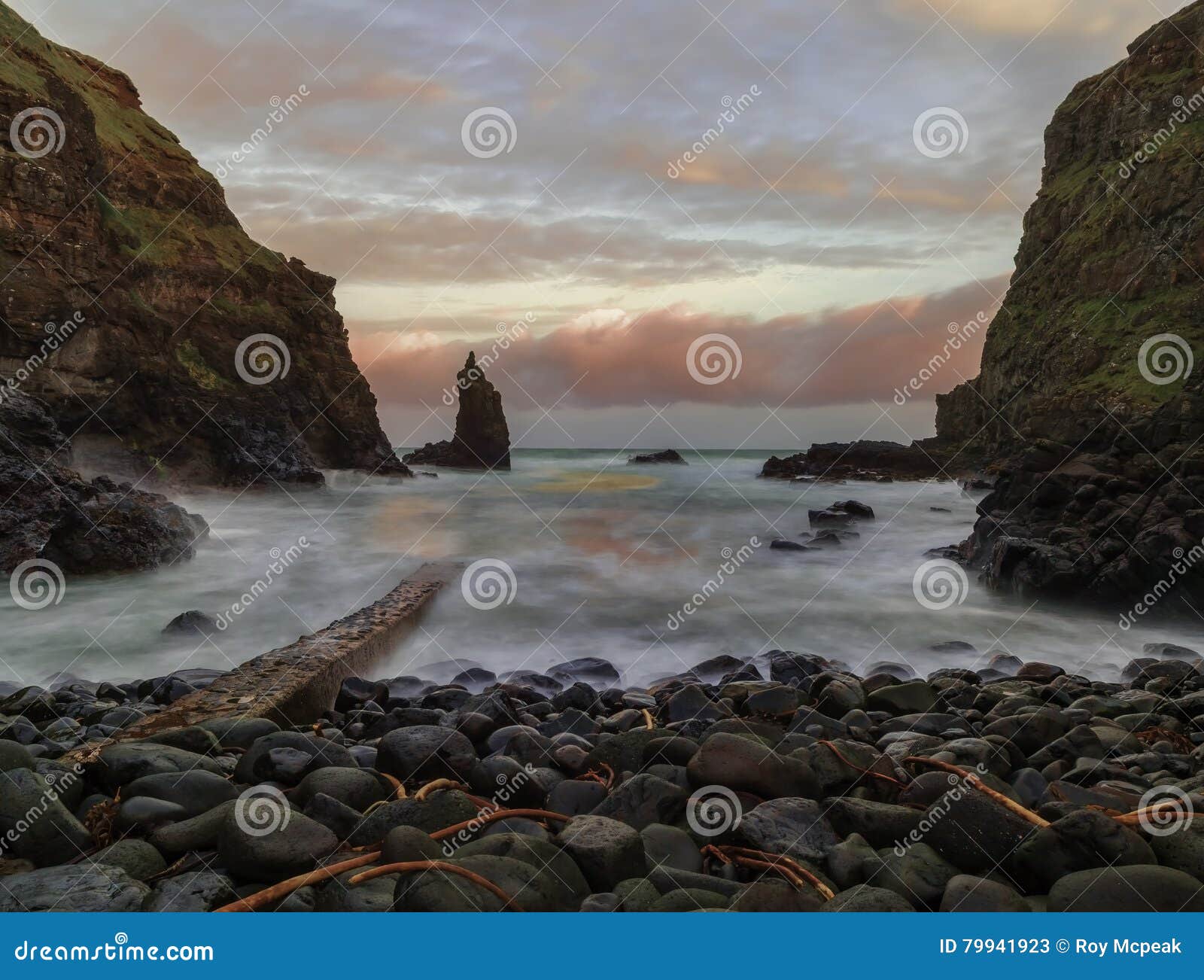 Portcoon imagen de archivo. Imagen de rocas, océano, cubo - 79941923