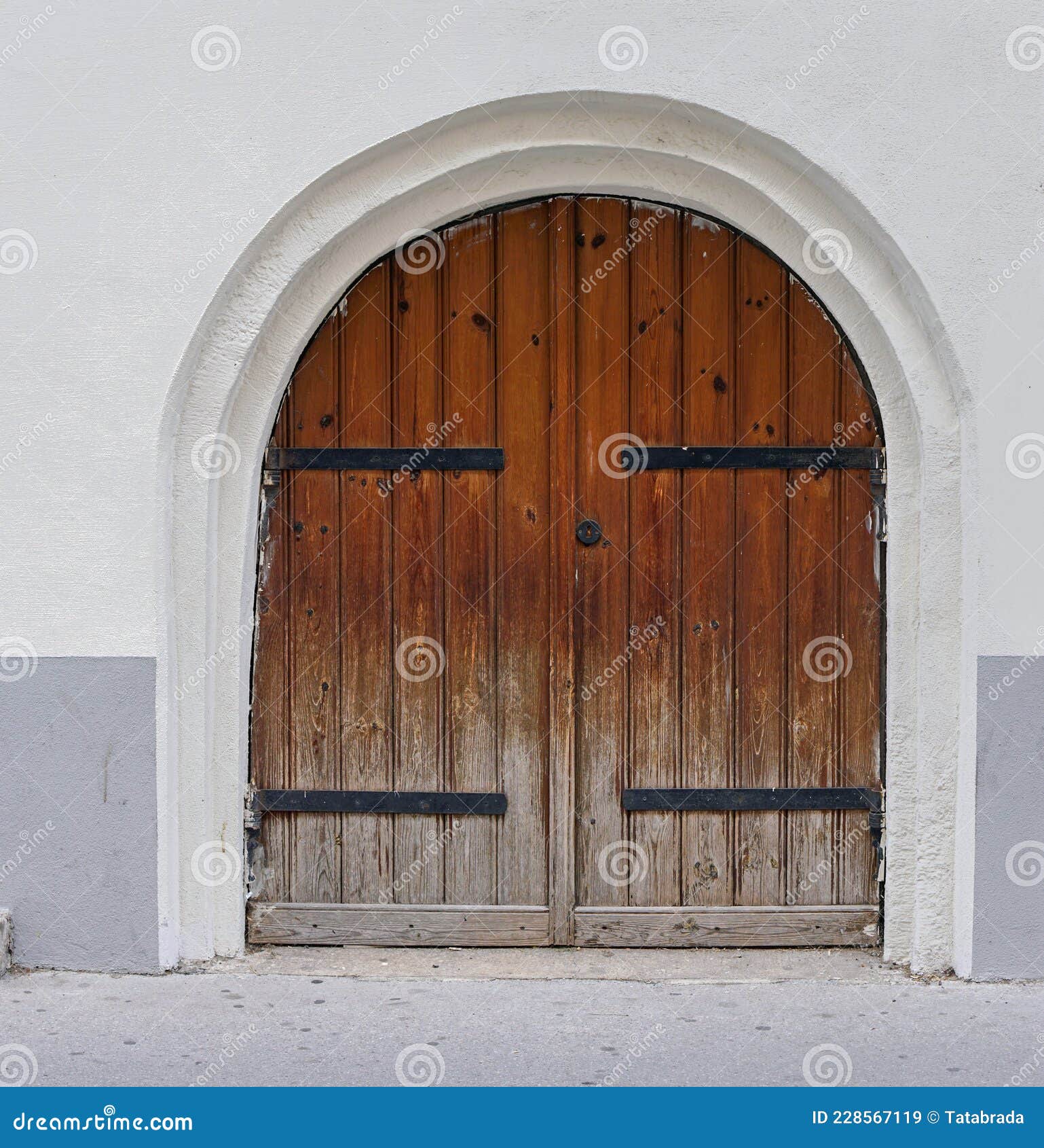Porte ancienne arche image stock. Image du europe, maison - 228567119