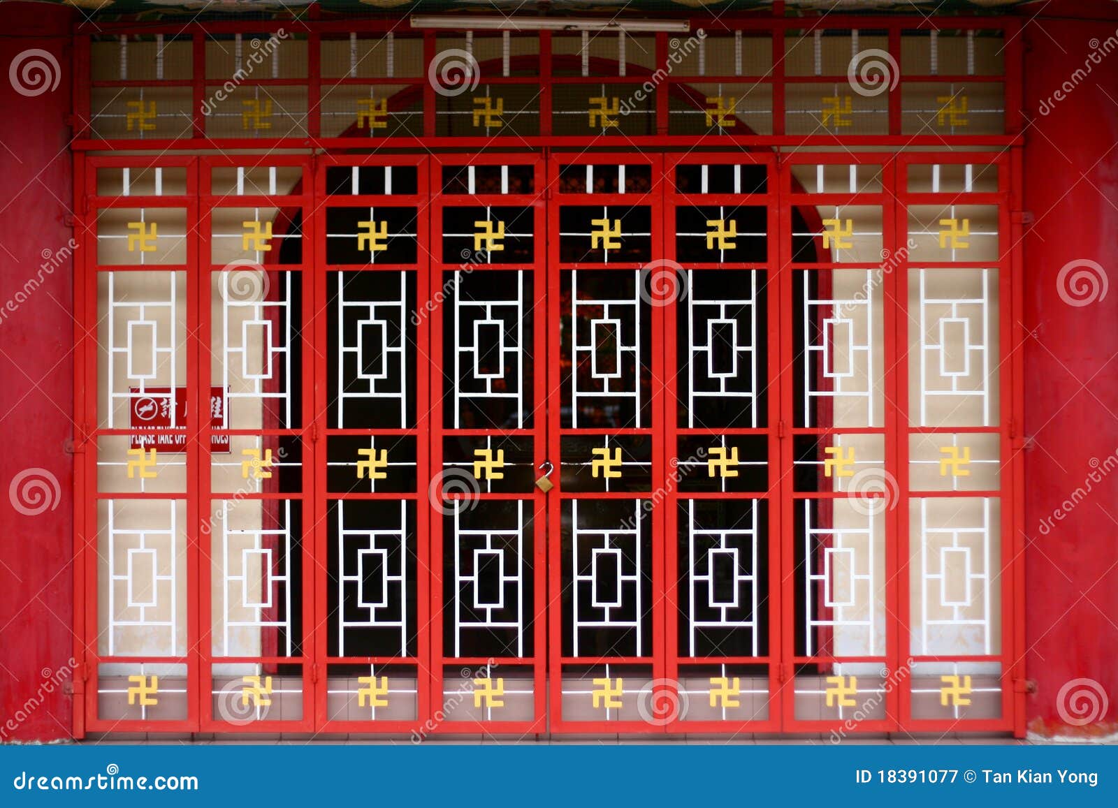 Porte chinoise de temple image stock. Image du course - 18391077