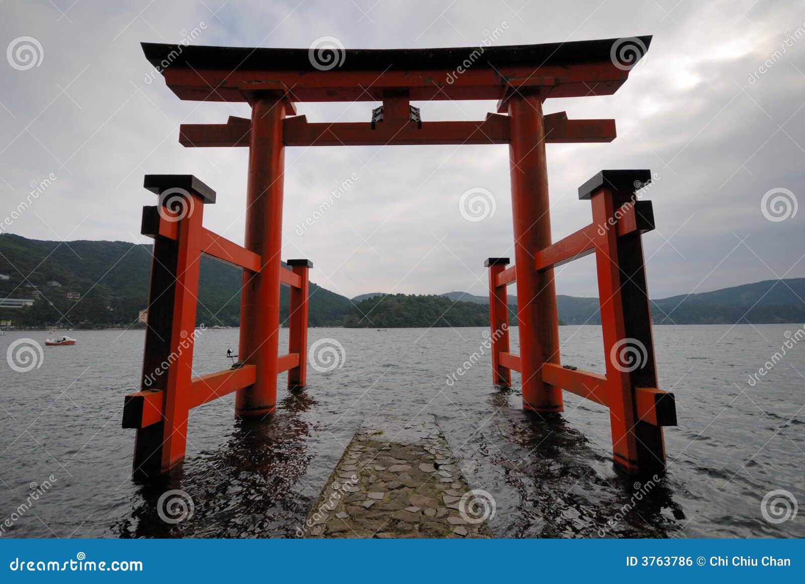 Porte de Torii au Japon photo stock. Image du architecture - 3763786