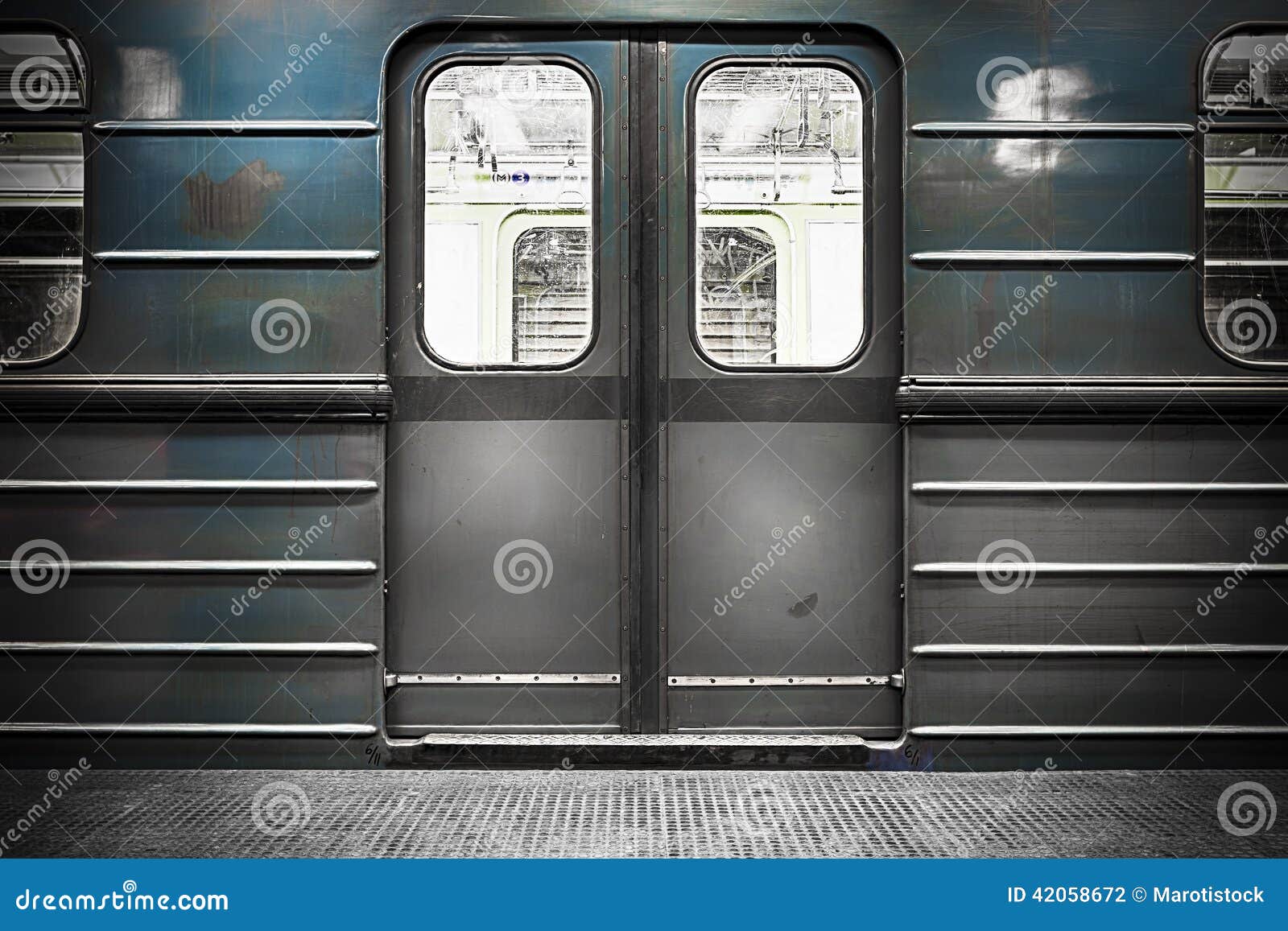 Porte de train photo stock. Image du état, sortie, permutez - 42058672