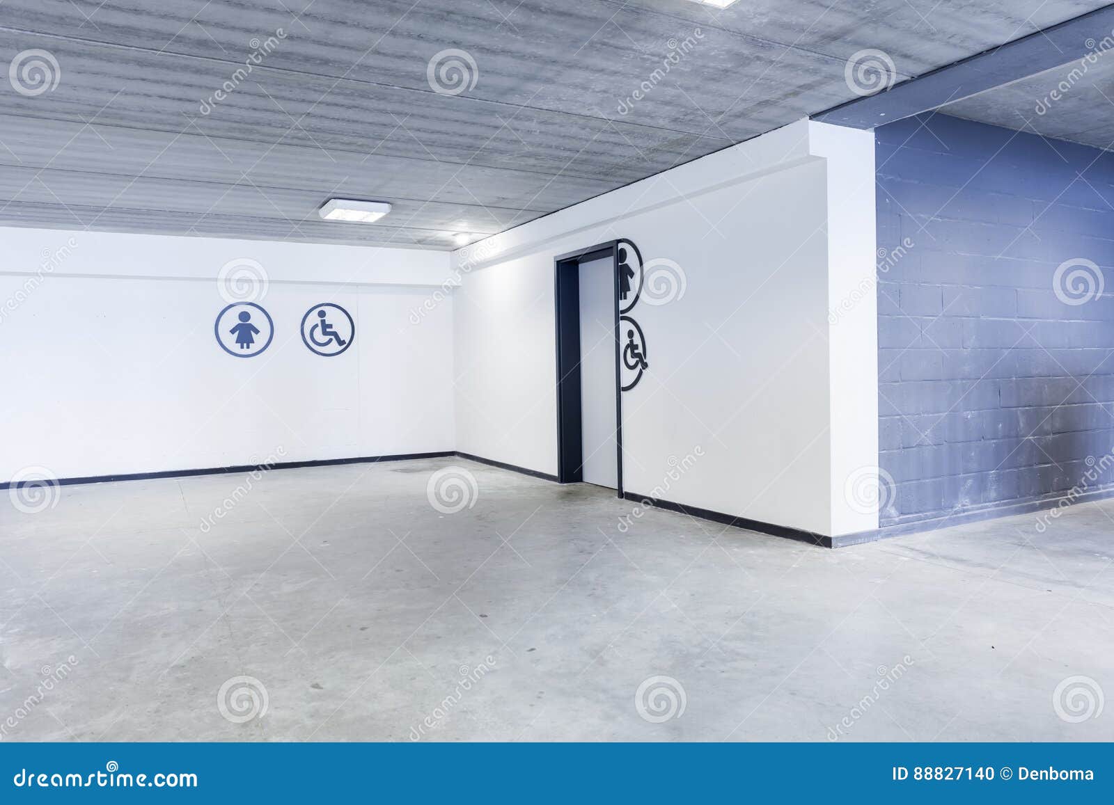 Porte des toilettes photo stock. Image du entrée, toilette - 88827140