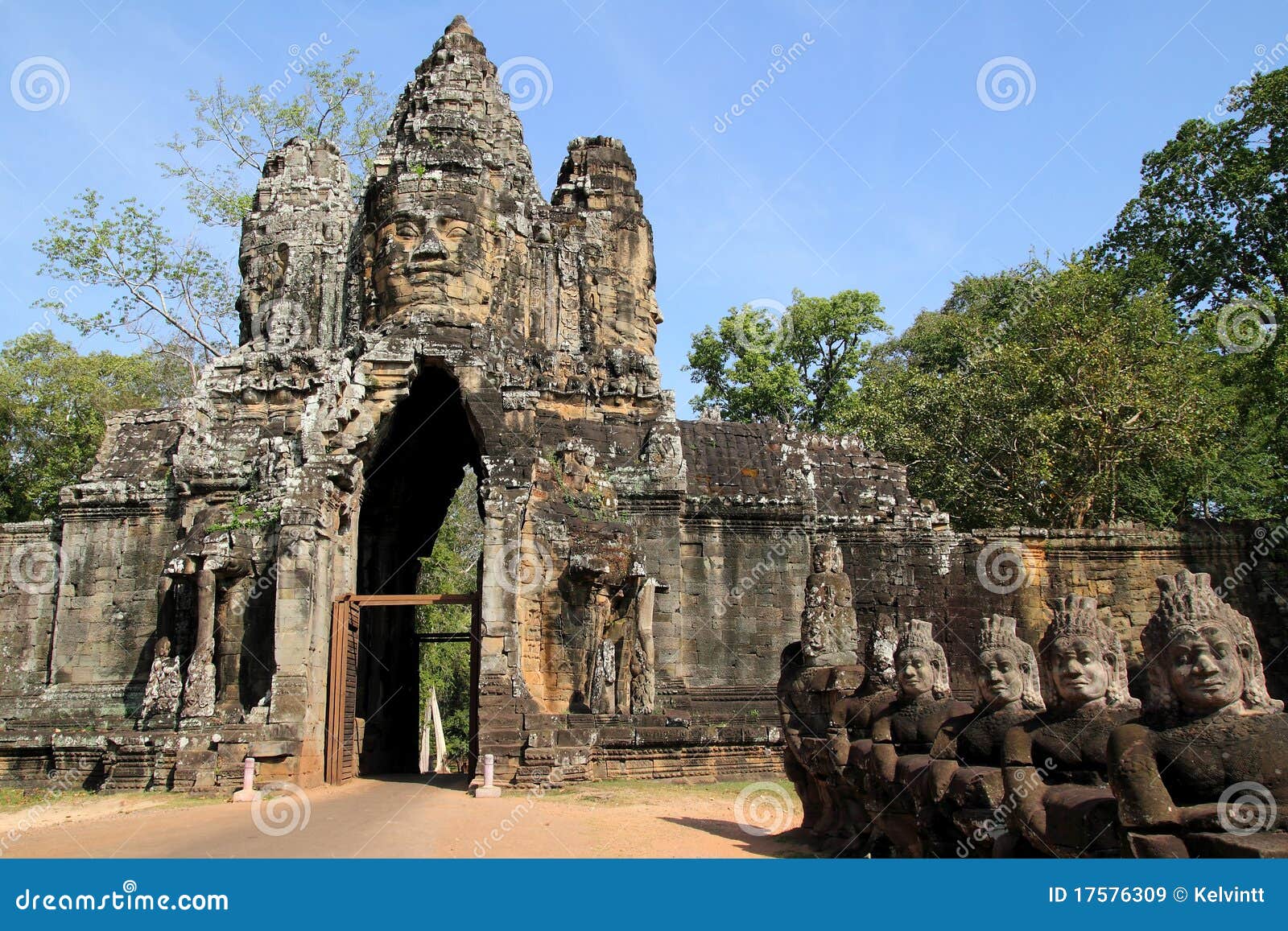 Porte du sud d'Angkor Thom image stock. Image du cambodge - 17576309