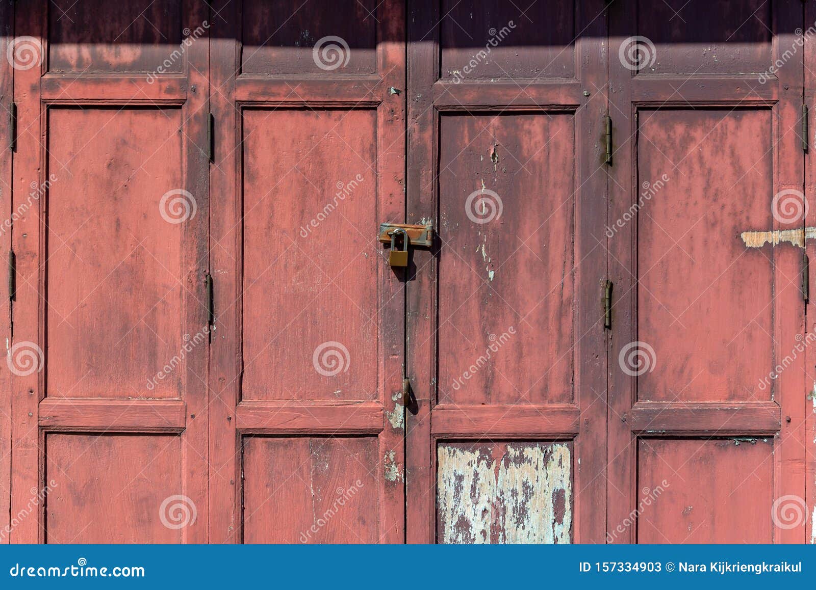 Porte en bois rouge image stock. Image du arrêt, planche - 157334903