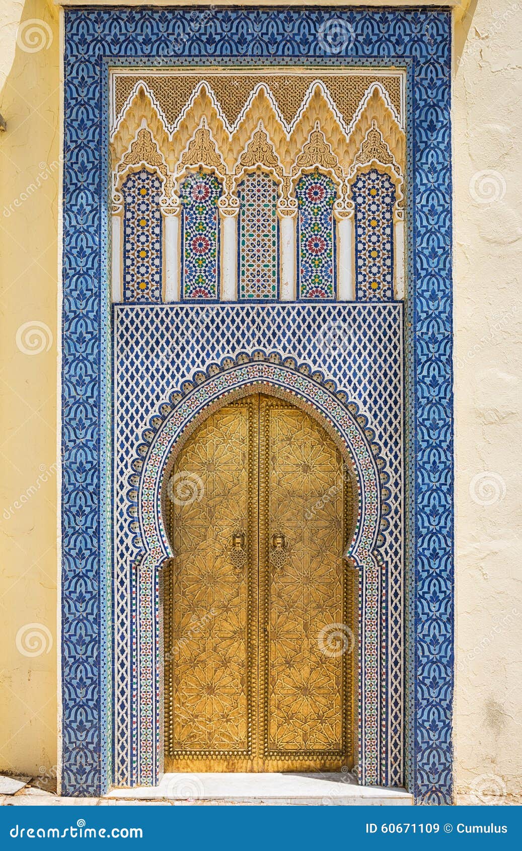 Porte Orientale Magnifique Au Maroc Image stock - Image du métal, gravé ...