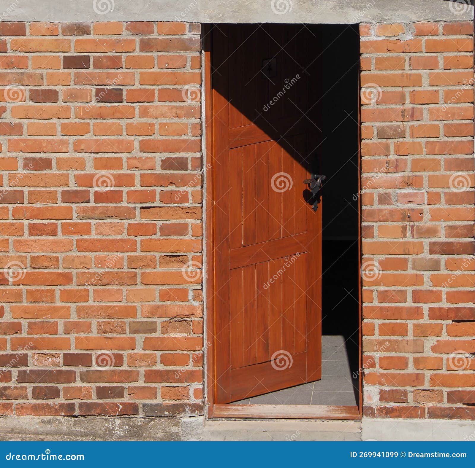 Porte Ouverte Sur Mur En Brique Image stock - Image du entrée, fond ...