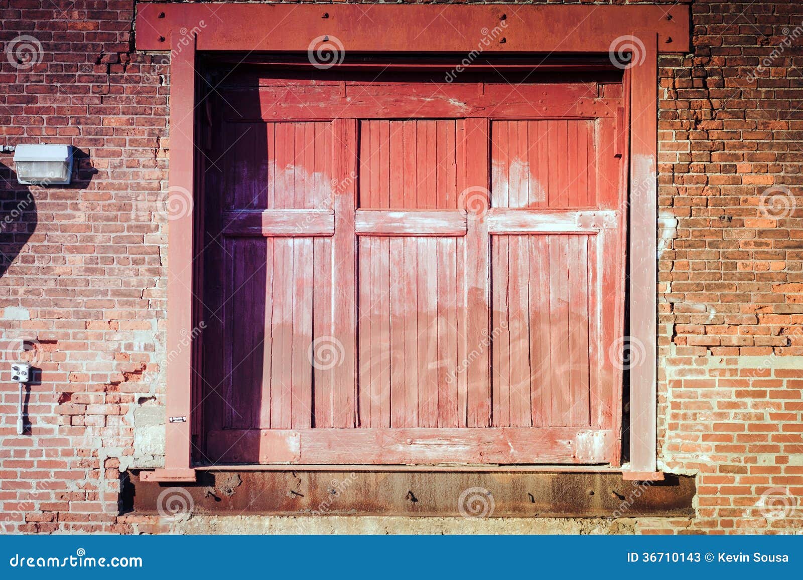 Porte rouge de vintage image stock. Image of trappe, rouille - 36710143