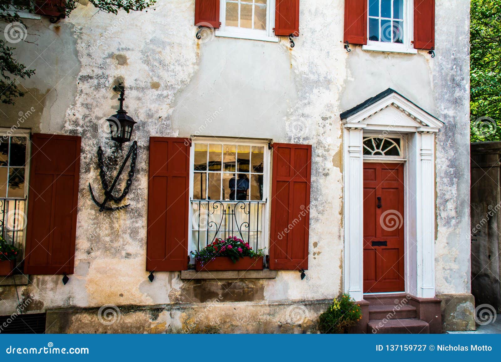 Porte Rouge Et Volets Rouges Image stock - Image du jaune, ancrage ...