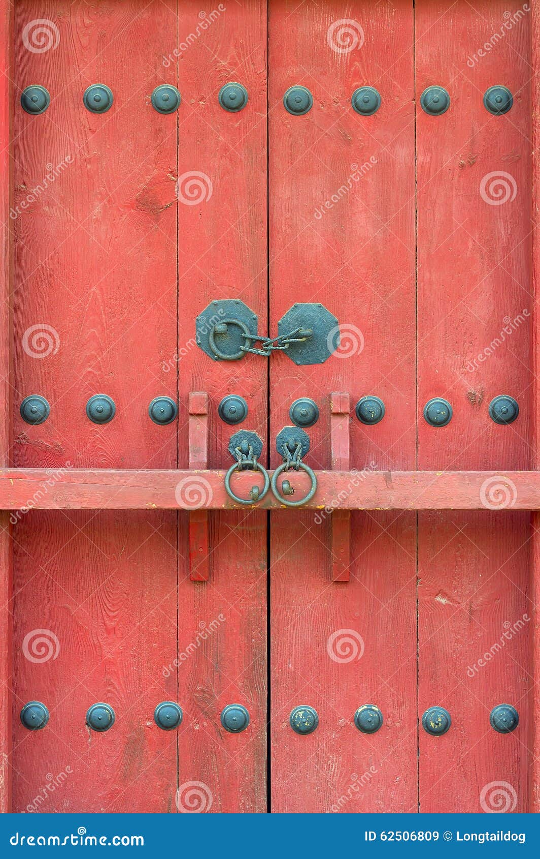 Porte Rouge Fermée Avec Une Barre Image stock - Image du entrée, grille ...